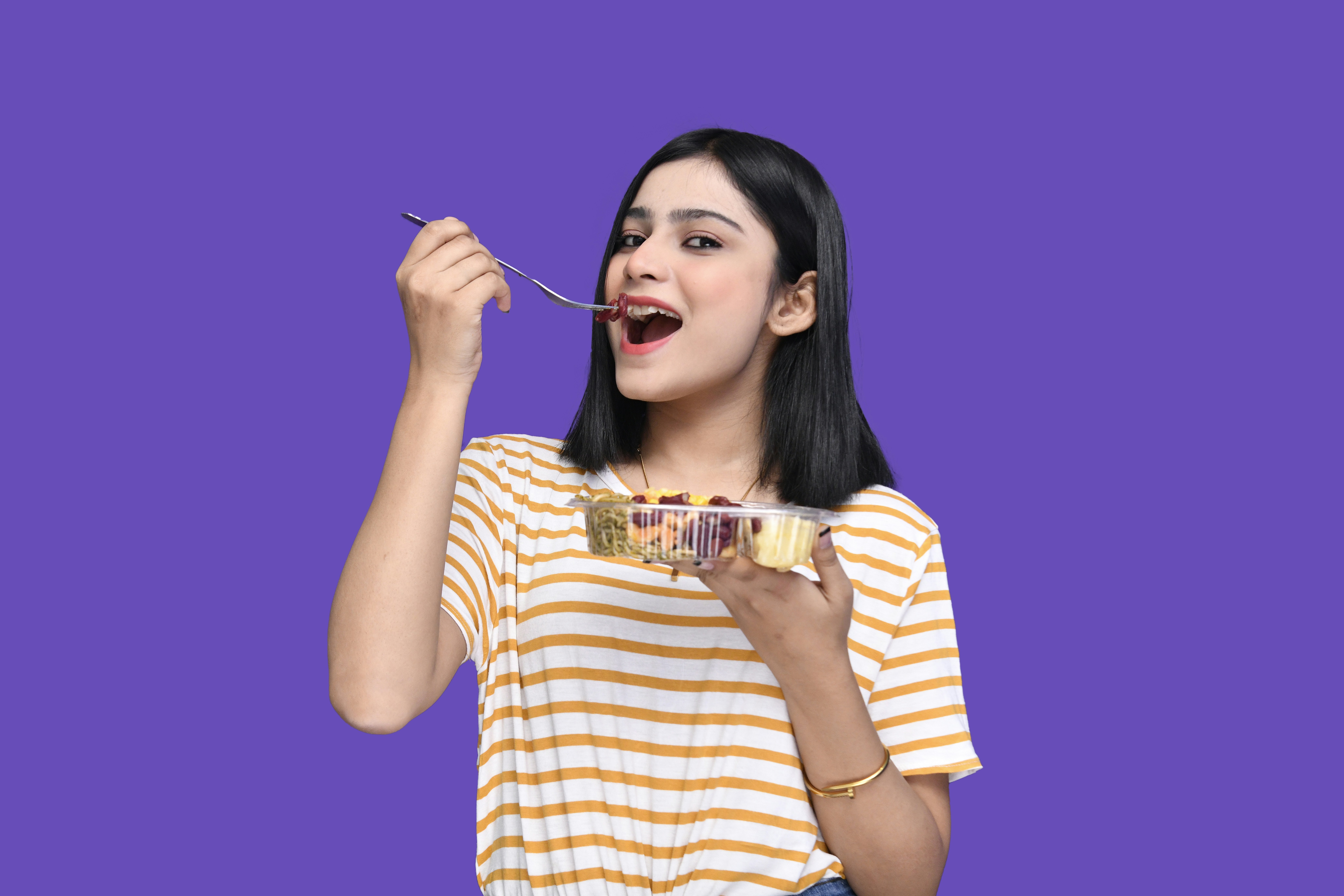 A person holding a spoon photo – Free Person Image on Unsplash
