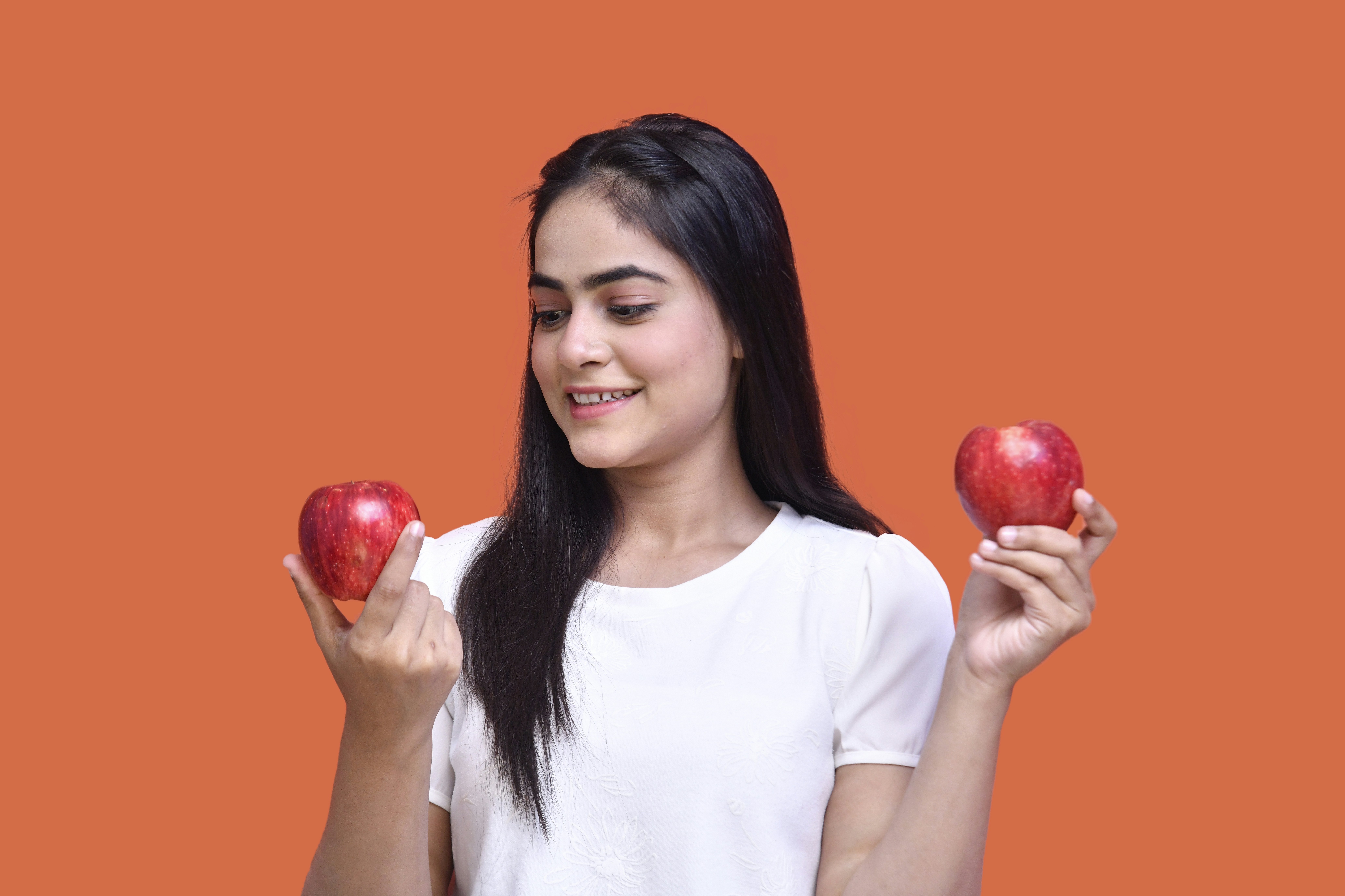 A person holding an apple photo – Free Plant Image on Unsplash