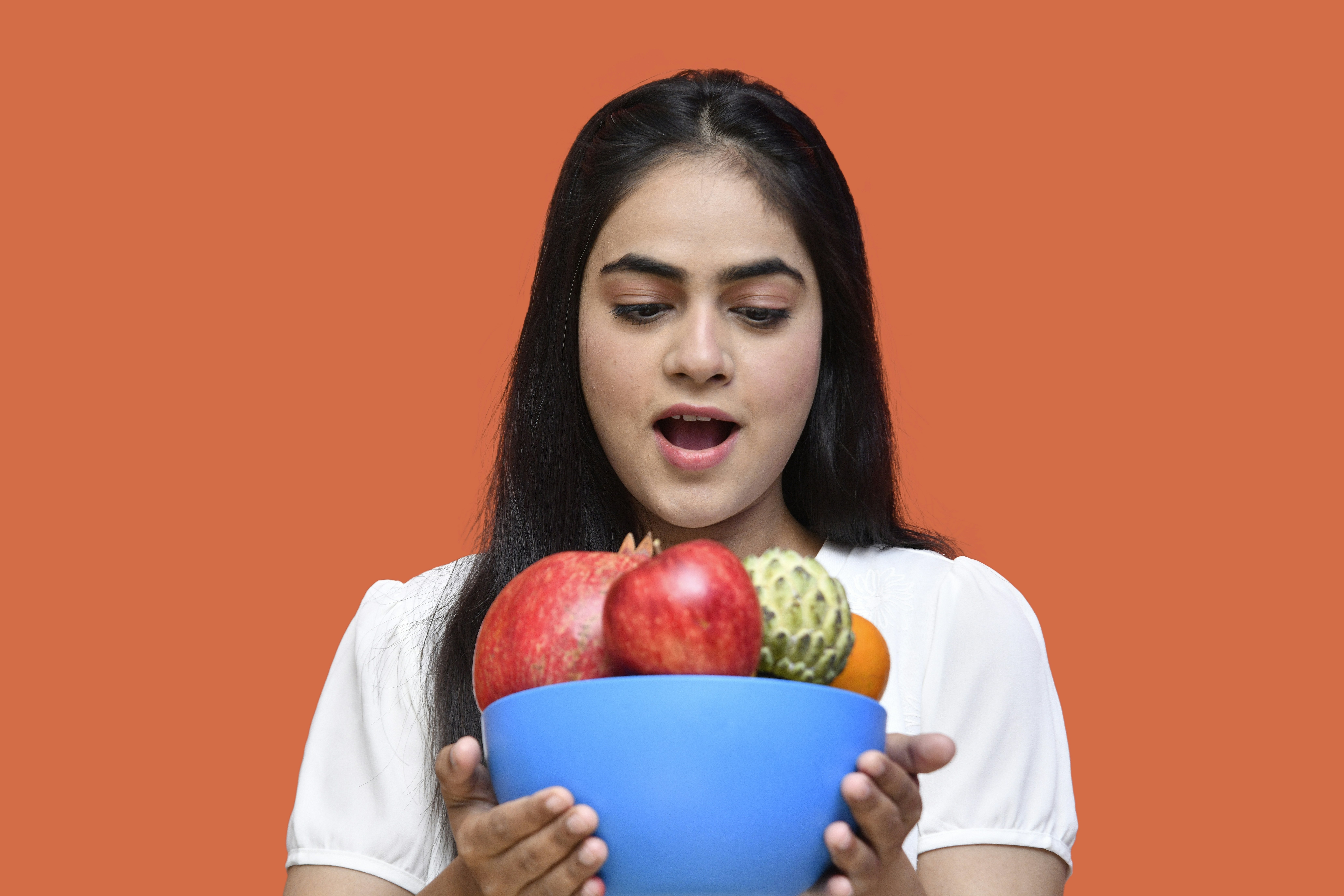 A person eating an apple photo – Free Human Image on Unsplash