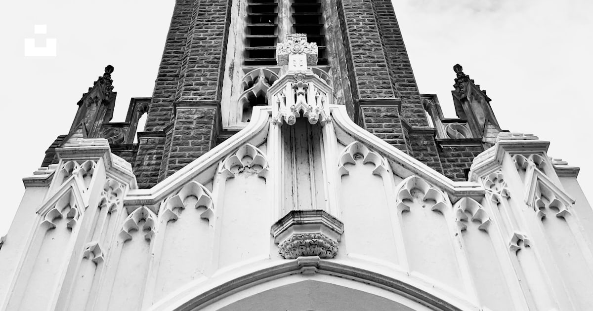 Foto Un Edificio Con Una Torre Imagen Gris Gratis En Unsplash