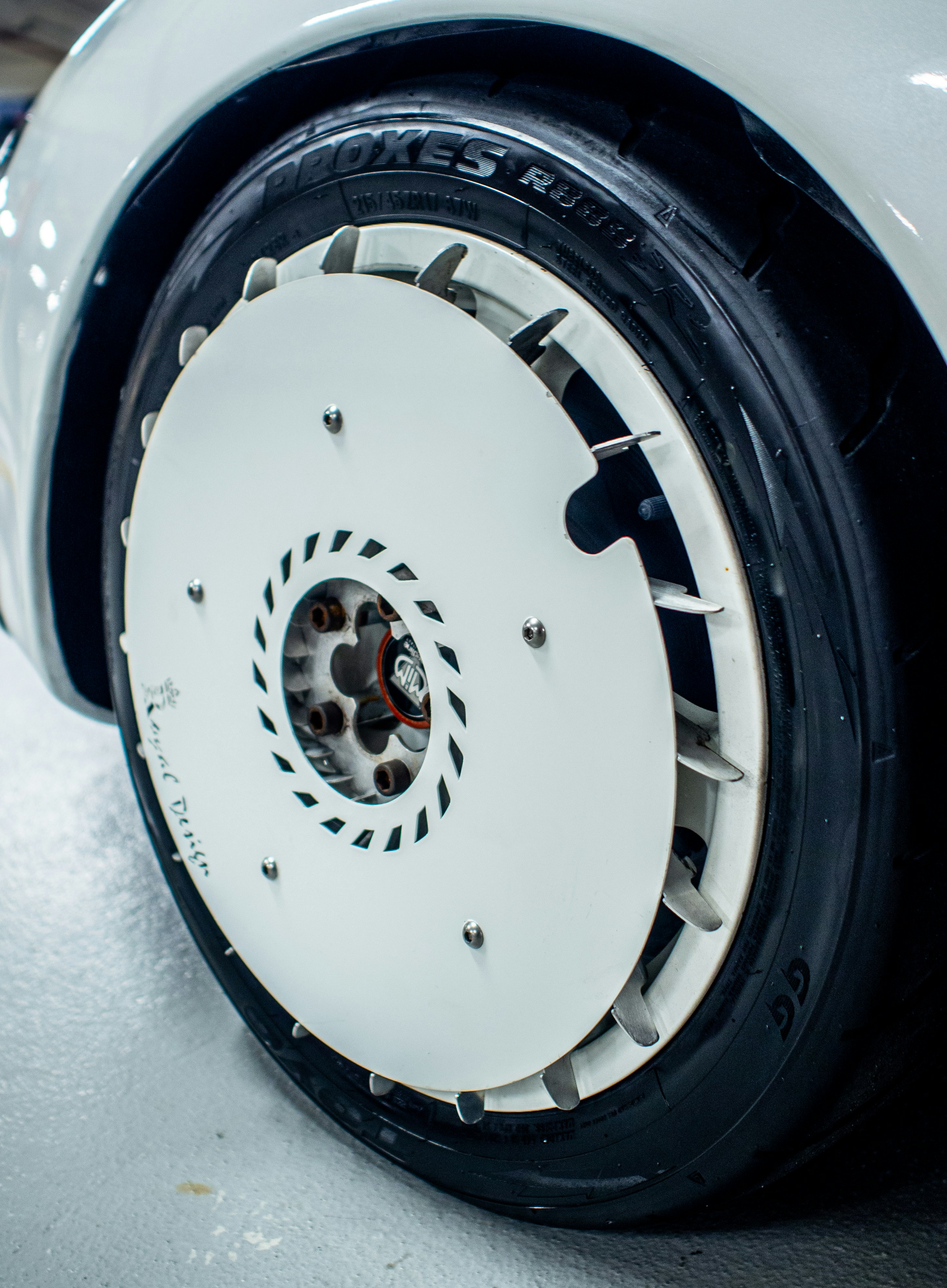 Hub in Focus: Close-Up of a Vintage Car Wheel’s White Center Disk