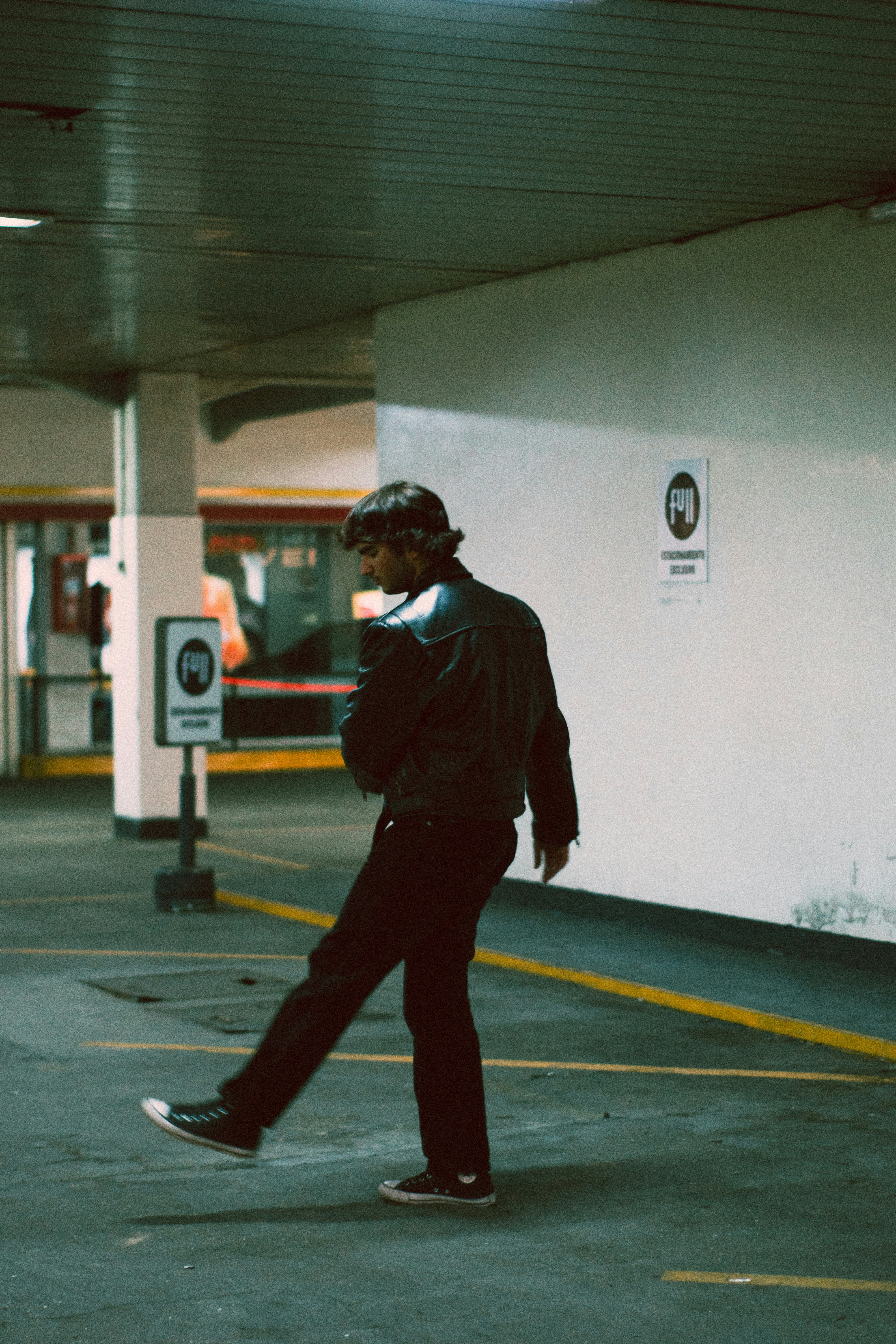 Foto Un hombre caminando en un estacionamiento – Imagen Humano gratis ...