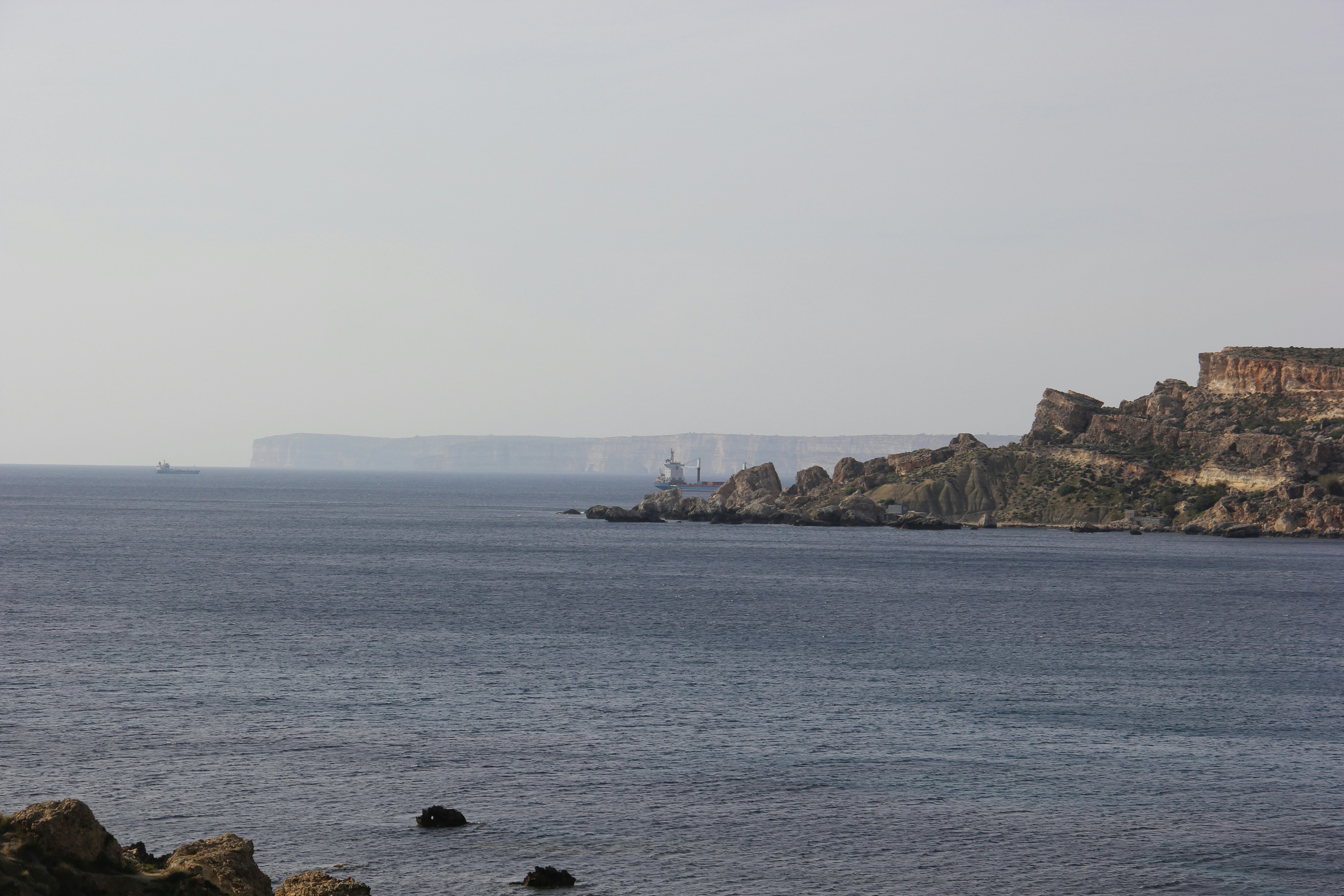 Un rivage rocheux avec un grand plan d’eau en arrière-plan photo ...