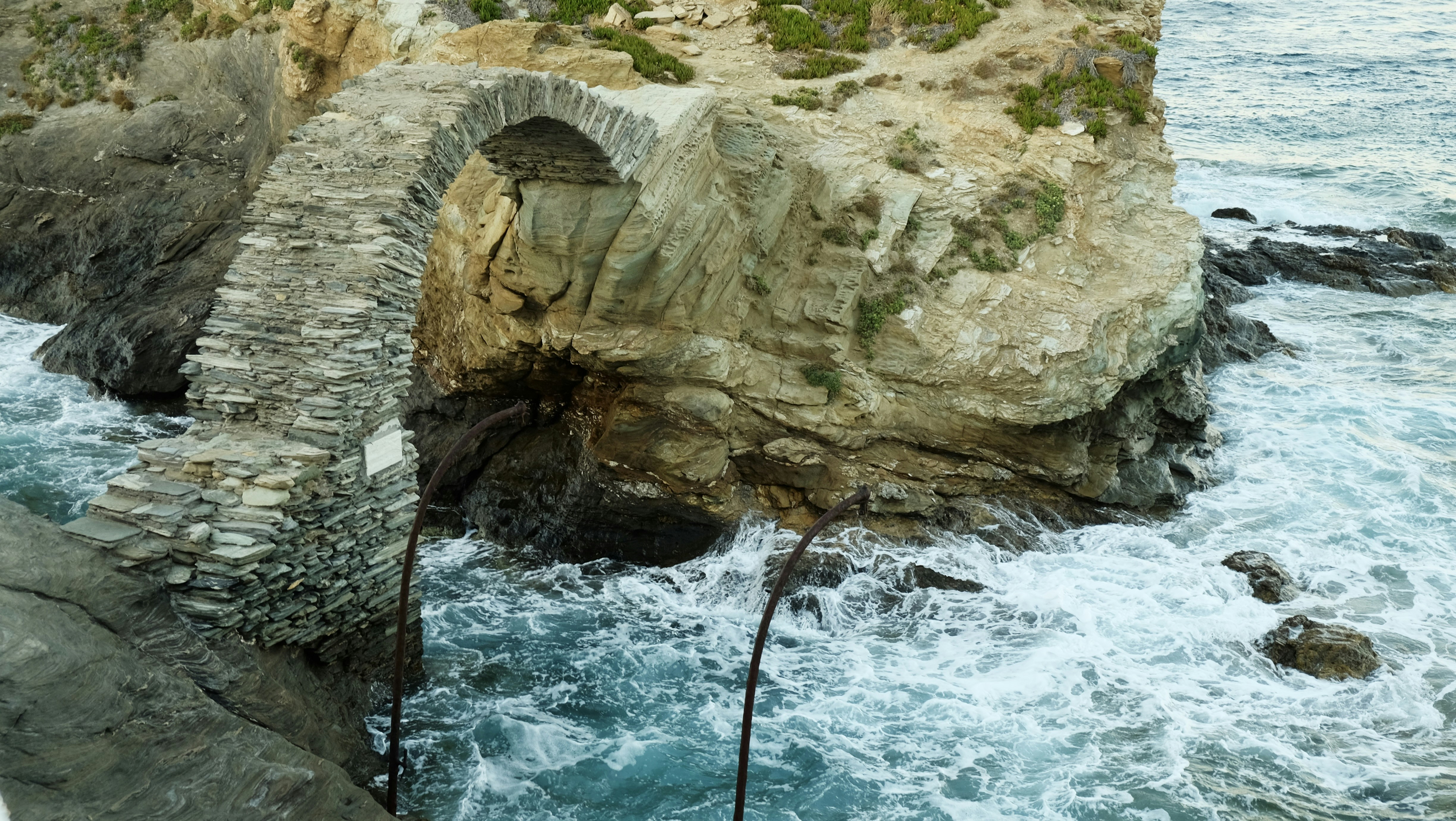 A large rock formation in the water photo – Free Ocean Image on Unsplash