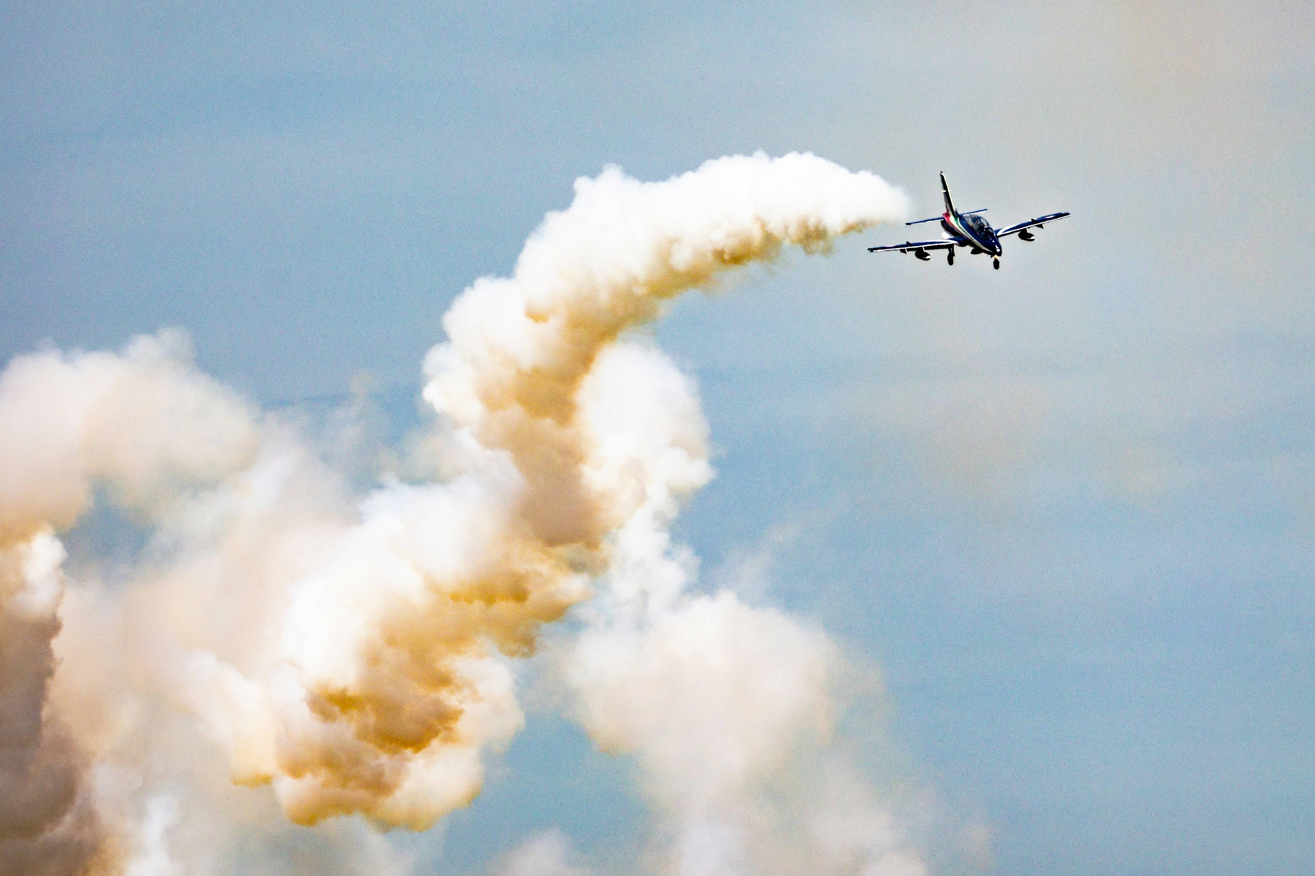 Foto Un avión volando con llamas de humo – Imagen Humo gratis en Unsplash