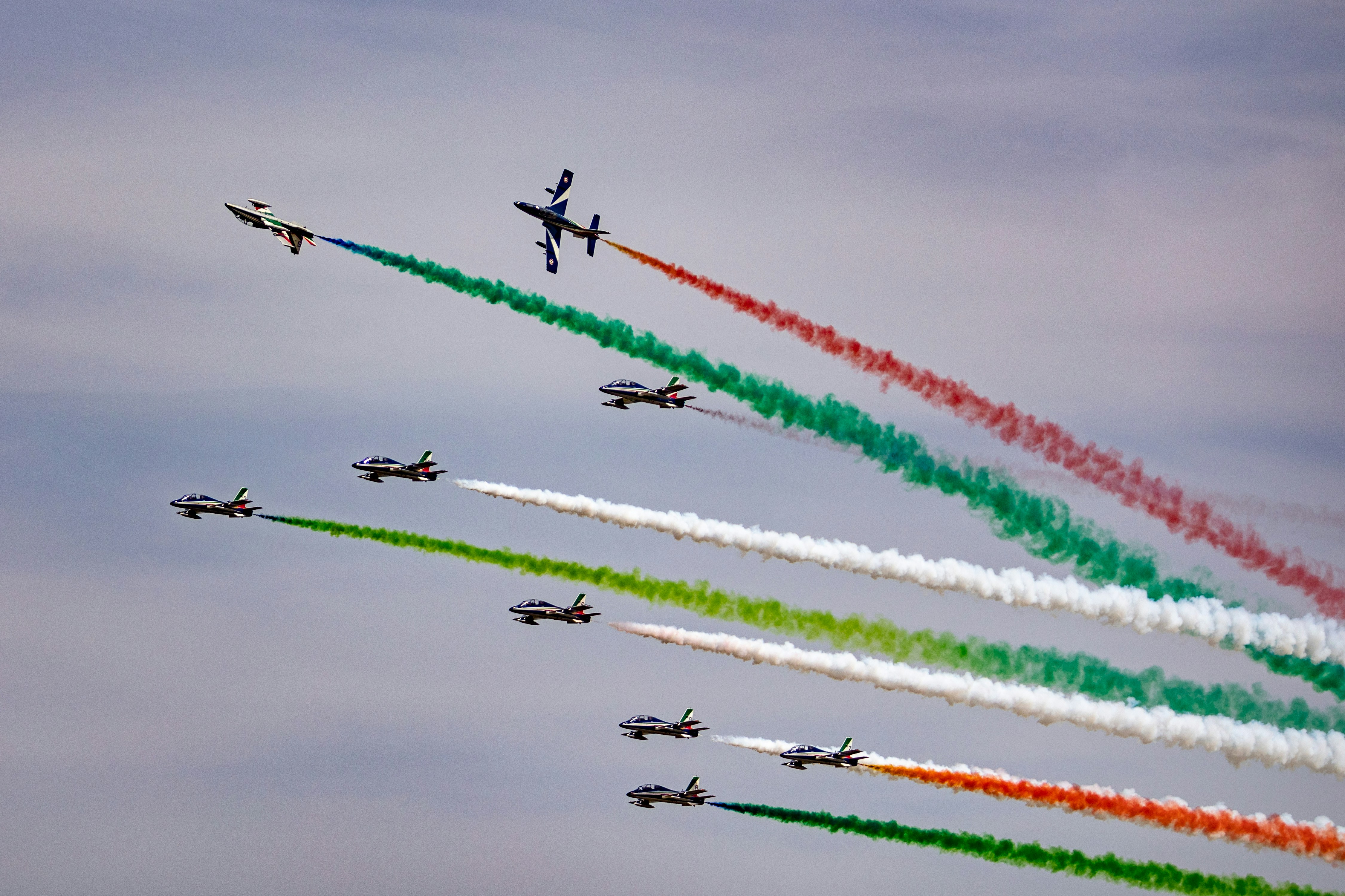 Planes flying in formation photo – Free Fairford Image on Unsplash