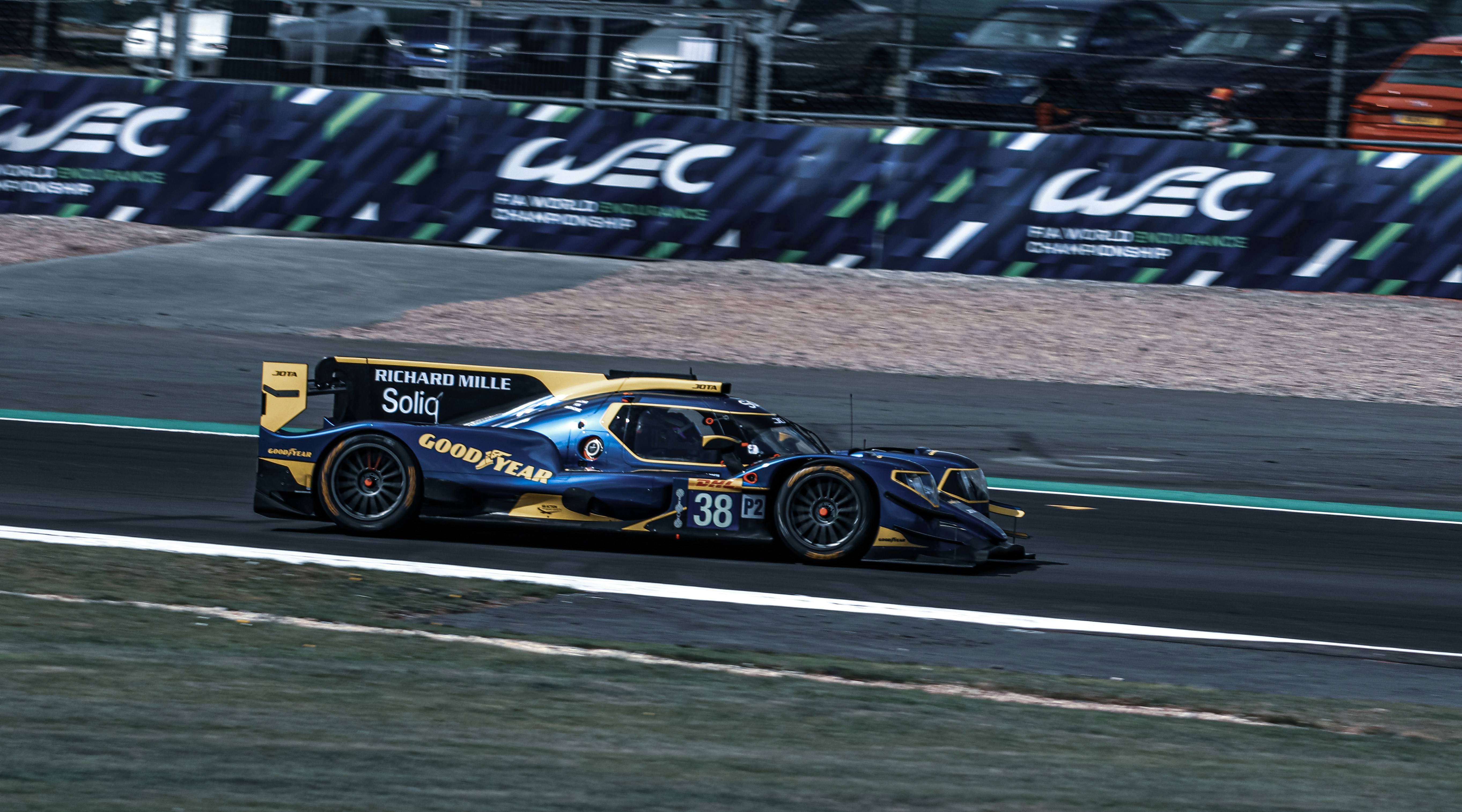 Une voiture de course sur une piste photo – Photo Silverstone (en ...