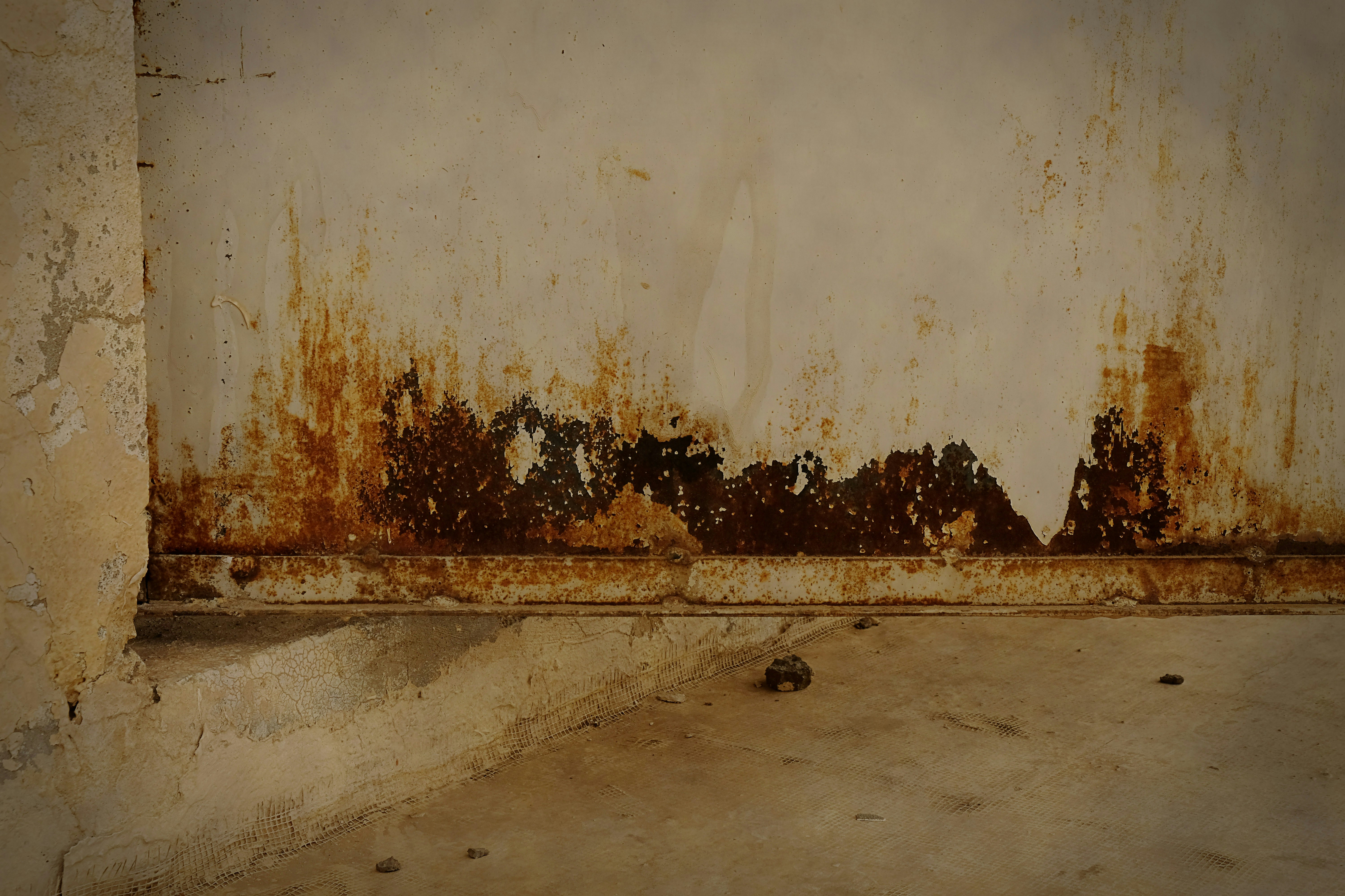 A wall with a painting on it photo – Free Rust Image on Unsplash