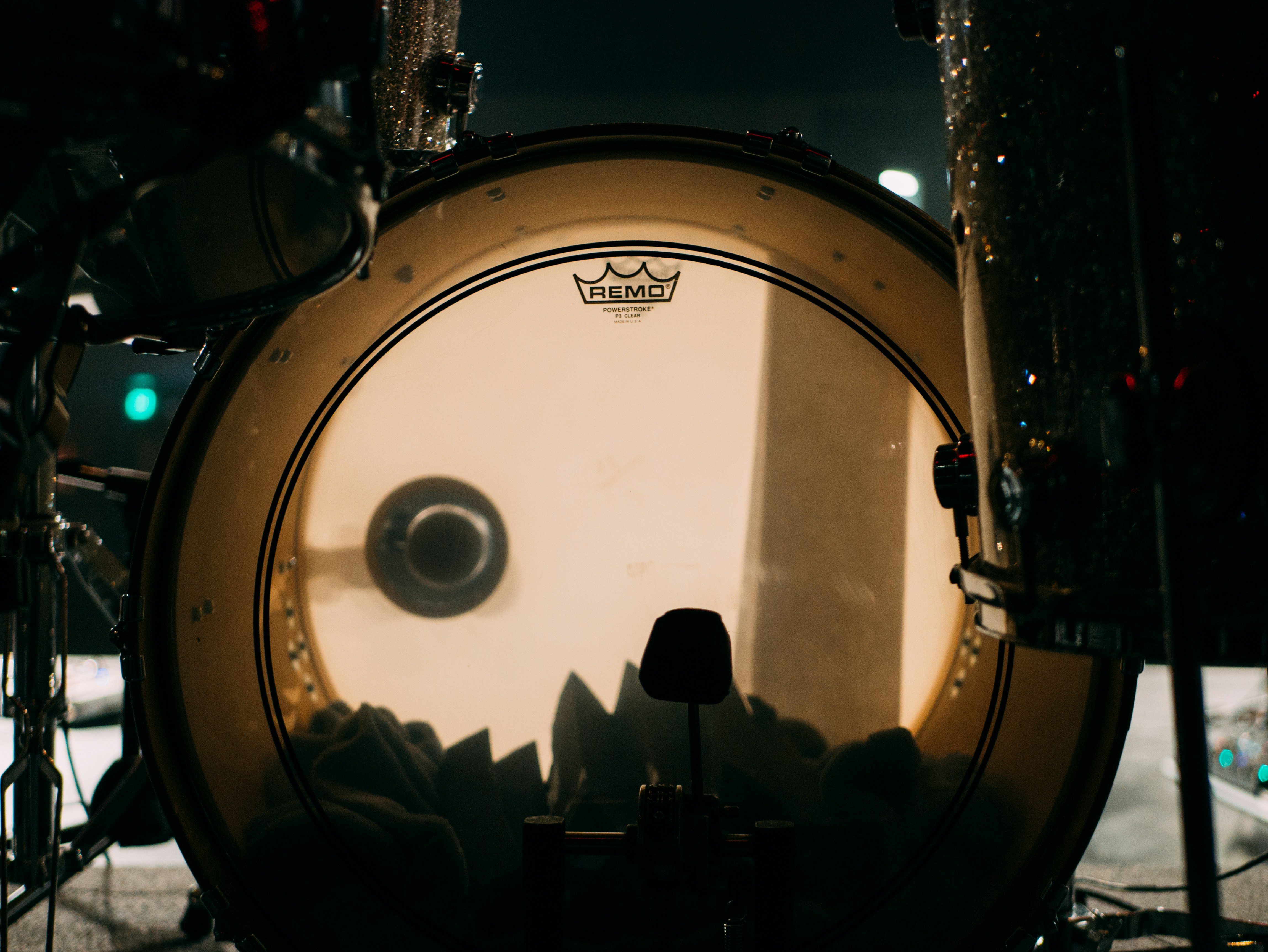 Un objet blanc rond avec un cercle noir au milieu photo – Photo Remo ...