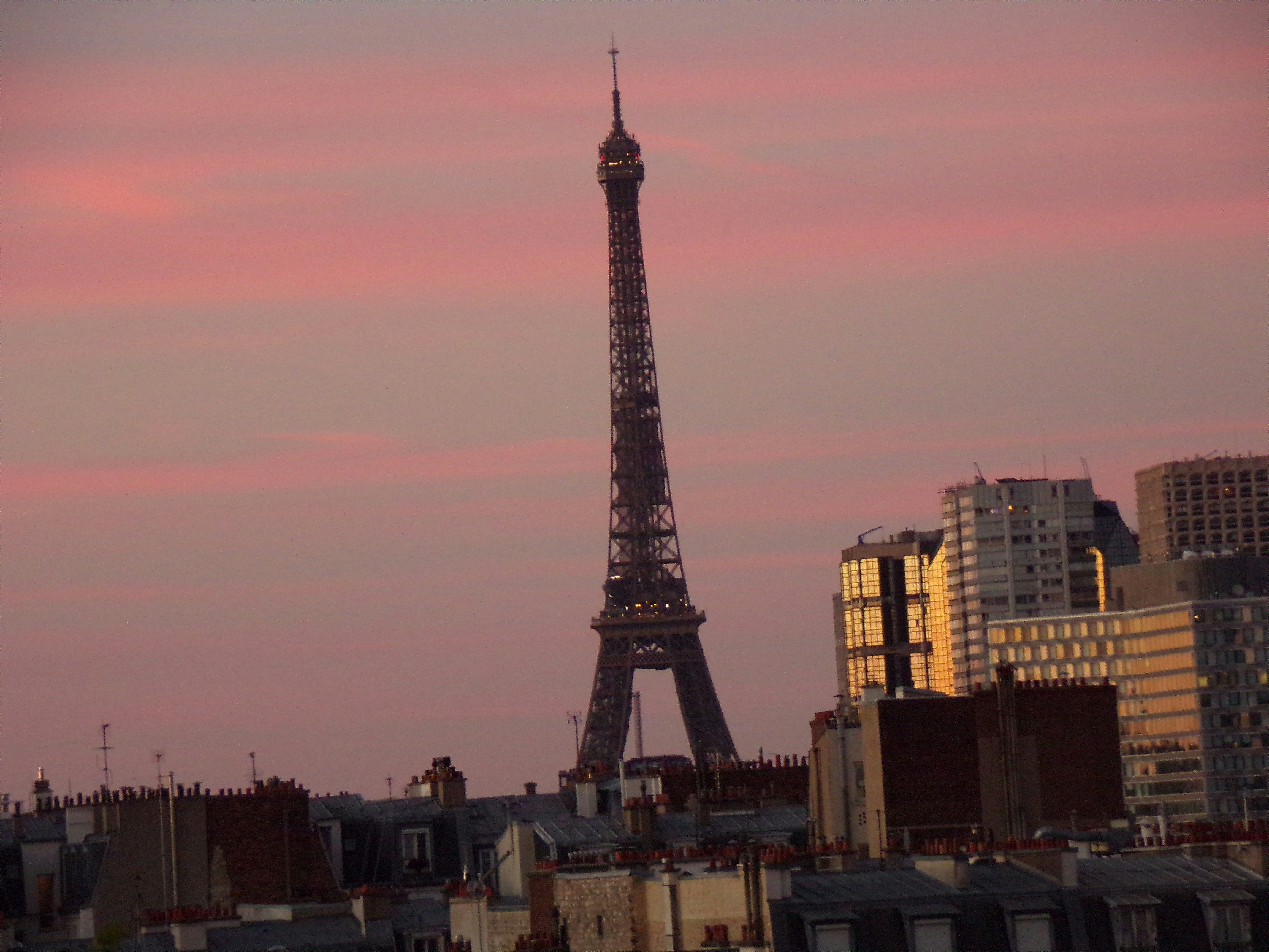 Foto Una alta torre de metal en la Torre Eiffel – Imagen Nube al ...