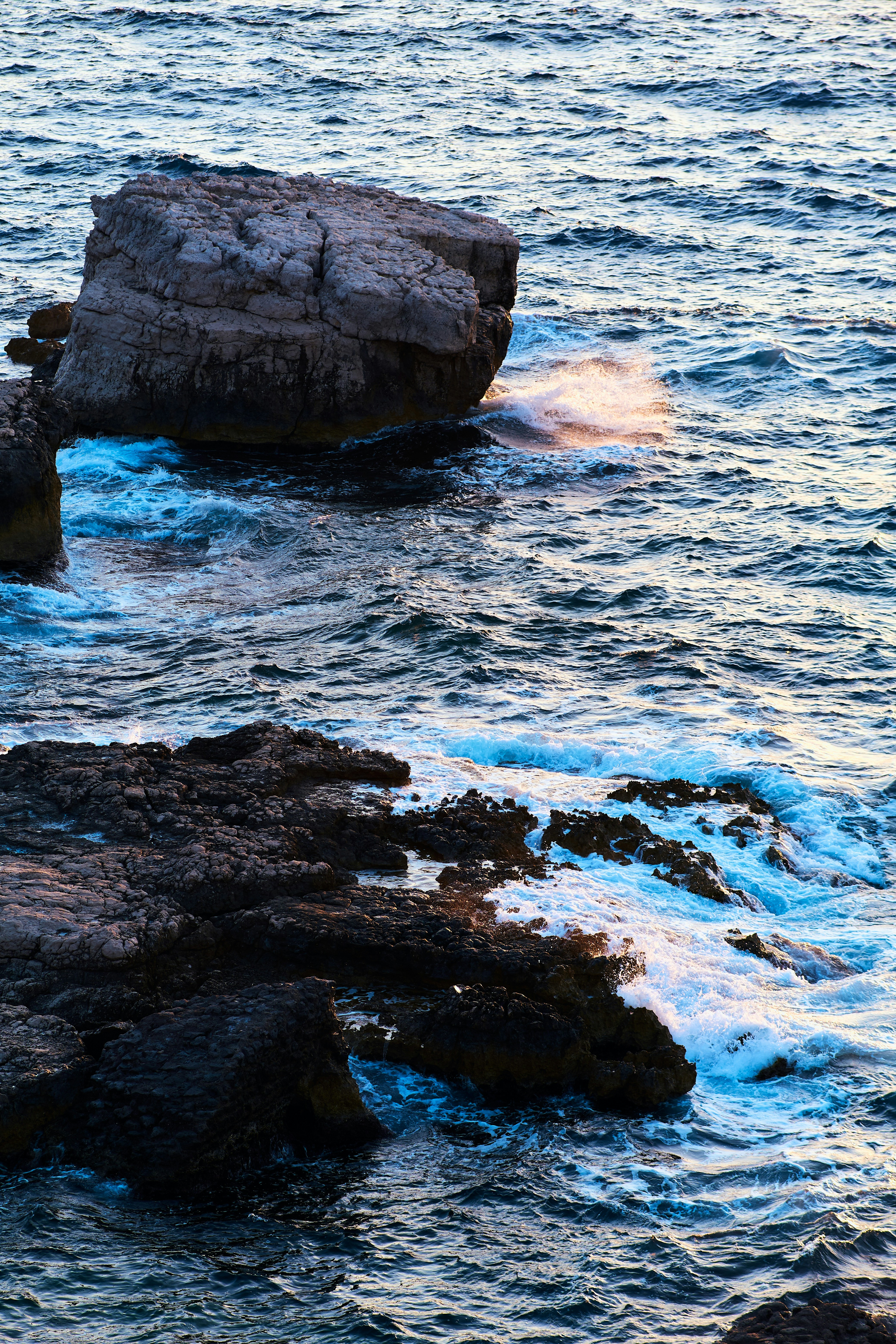 Una roca en el agua foto – Imagen de Sorrento gratuita en Unsplash