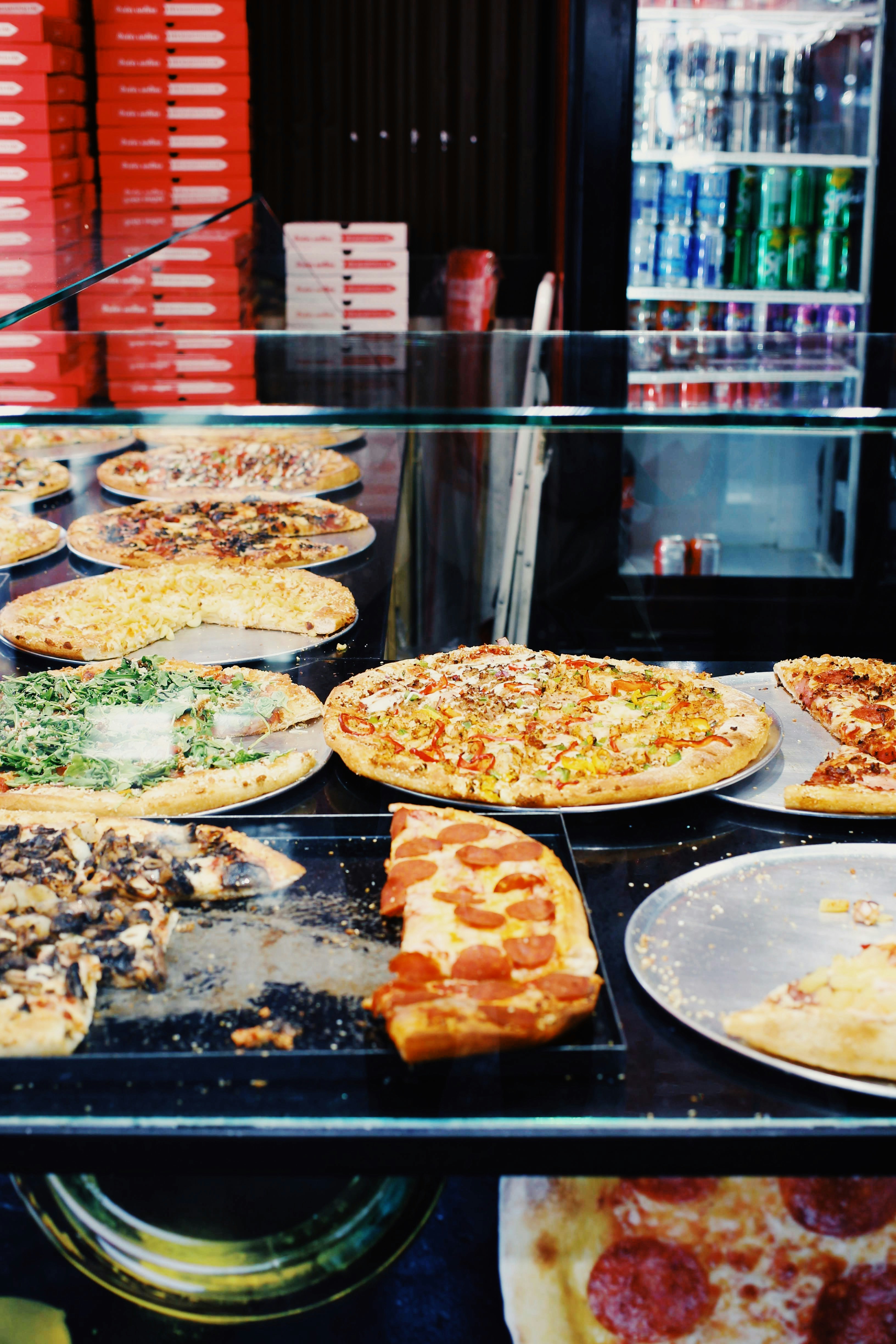 A display case with pizzas photo – Free Pizza Image on Unsplash