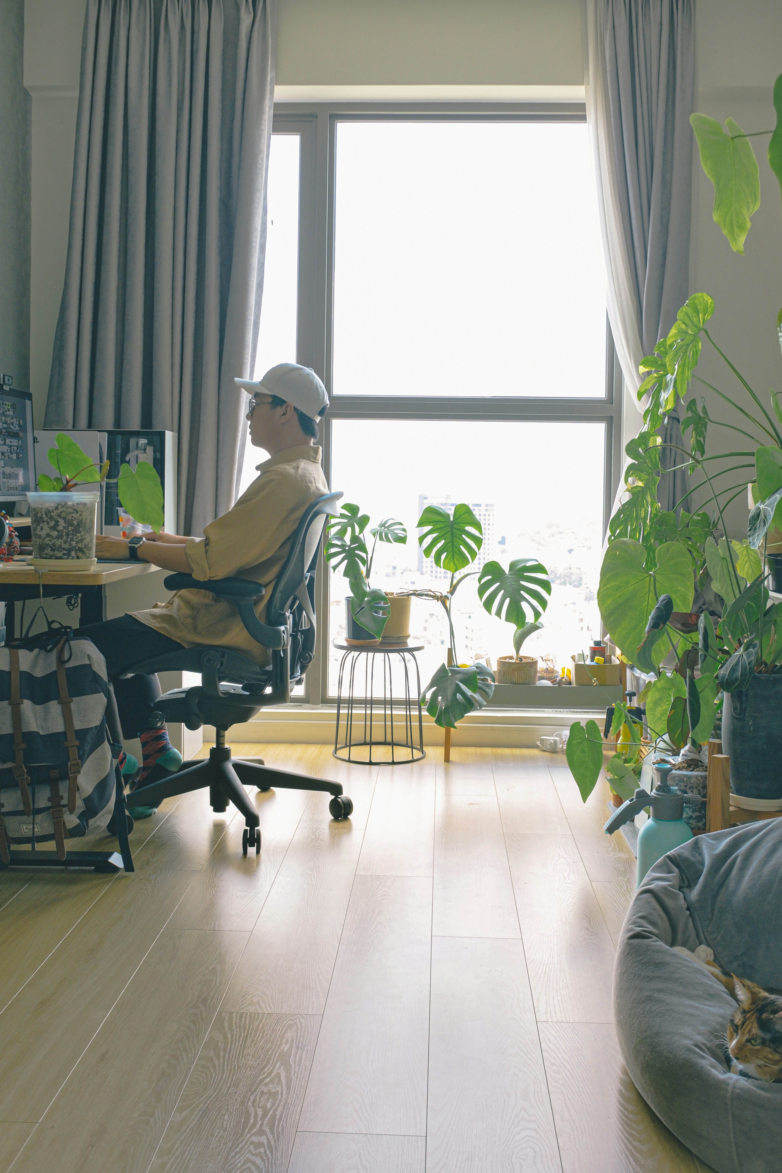 Une personne assise sur une chaise photo – Photo Blanche Gratuite sur ...