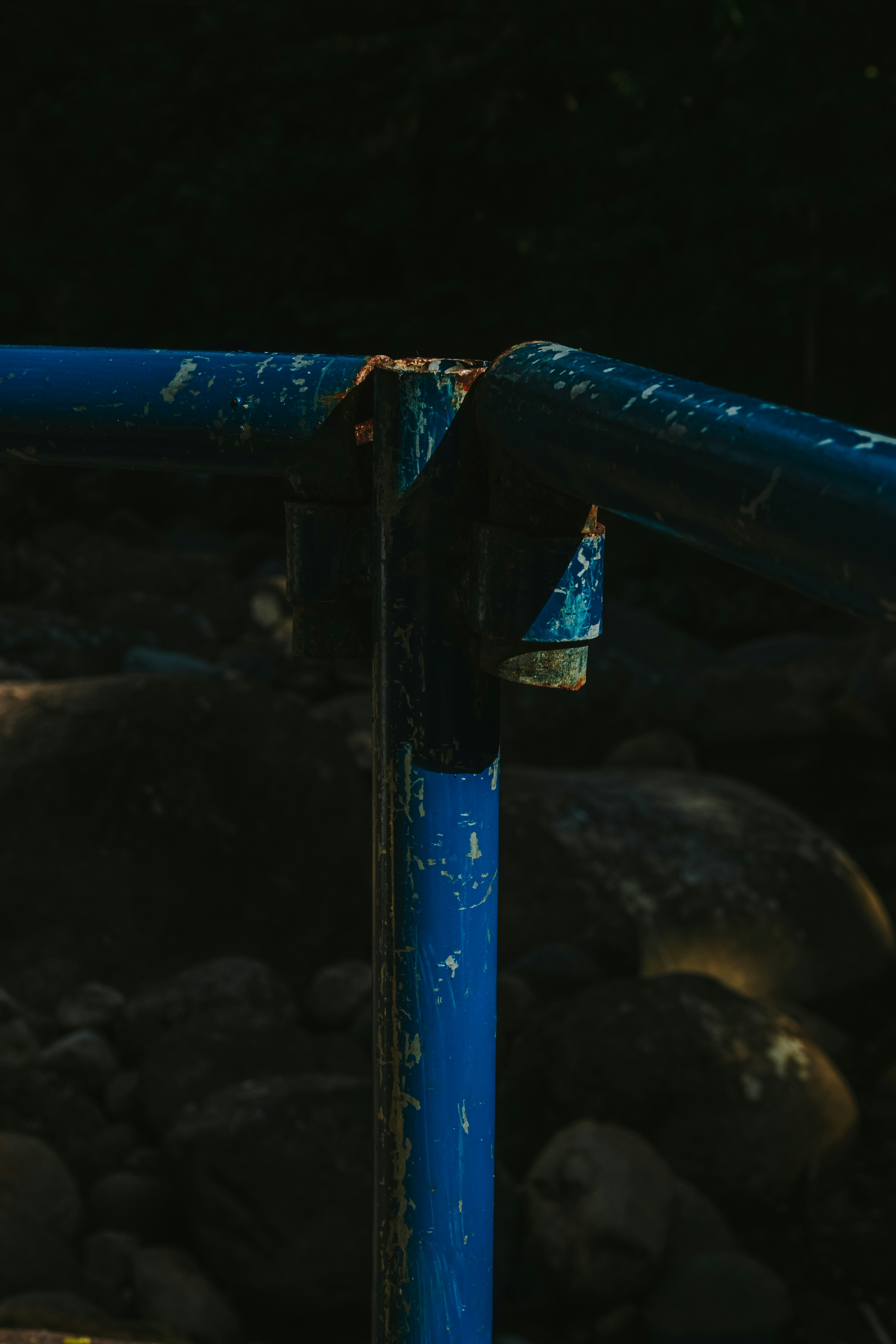 A blue pole with a blue light photo – Free Image on Unsplash