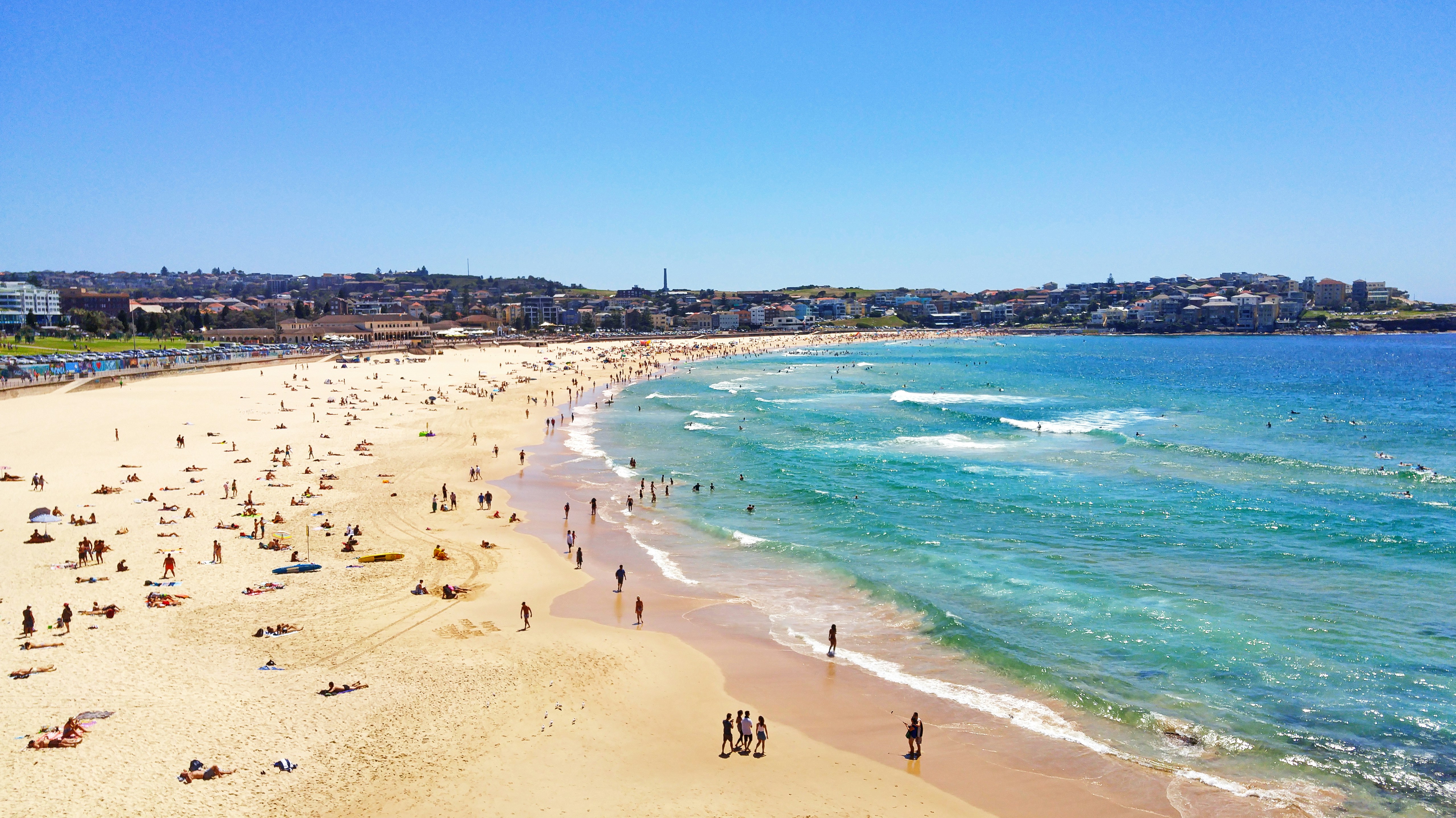 Ein Strand mit Menschen darauf mit Bondi Beach im Hintergrund Foto ...