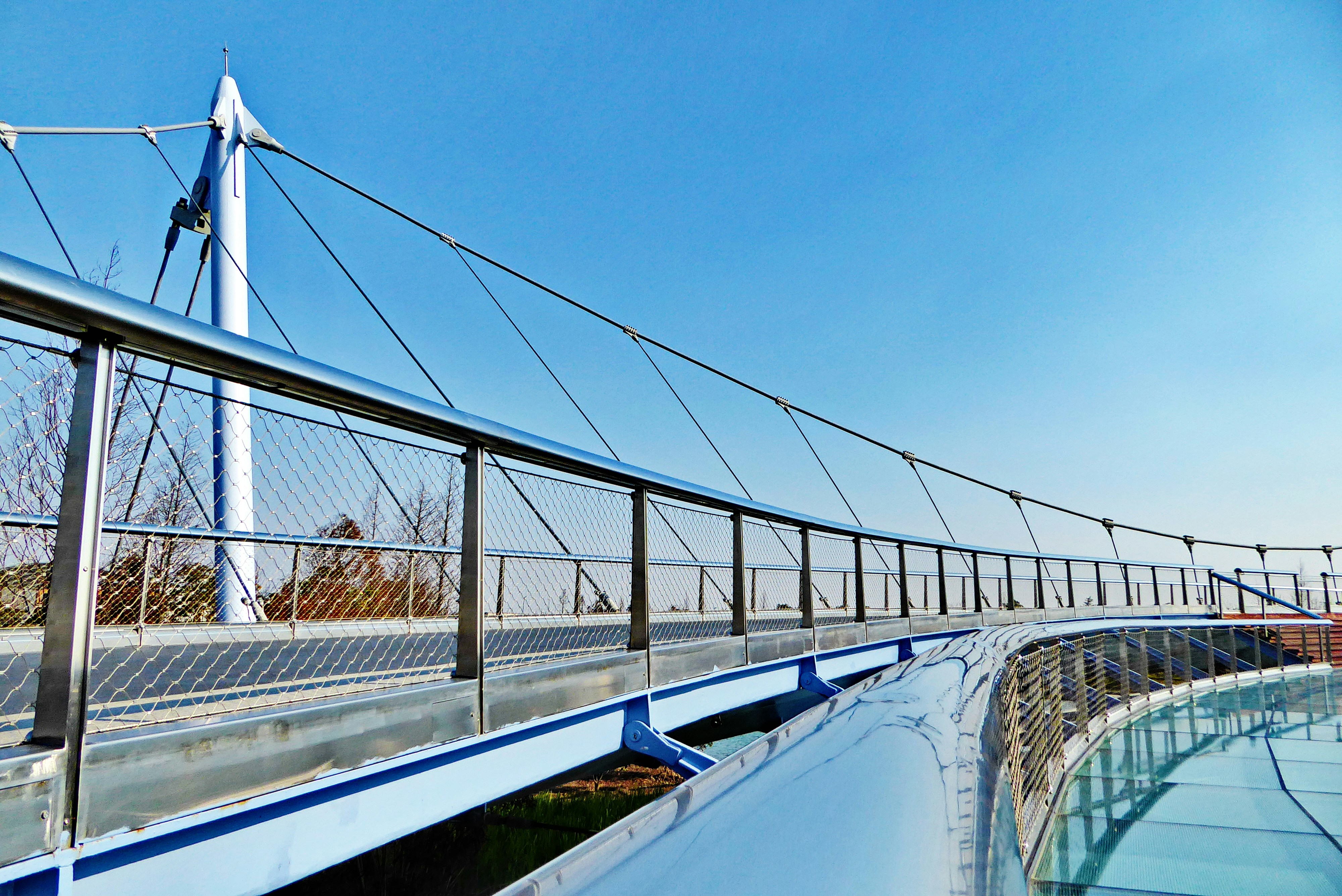 A bridge over a pool photo – Free Bridge Image on Unsplash