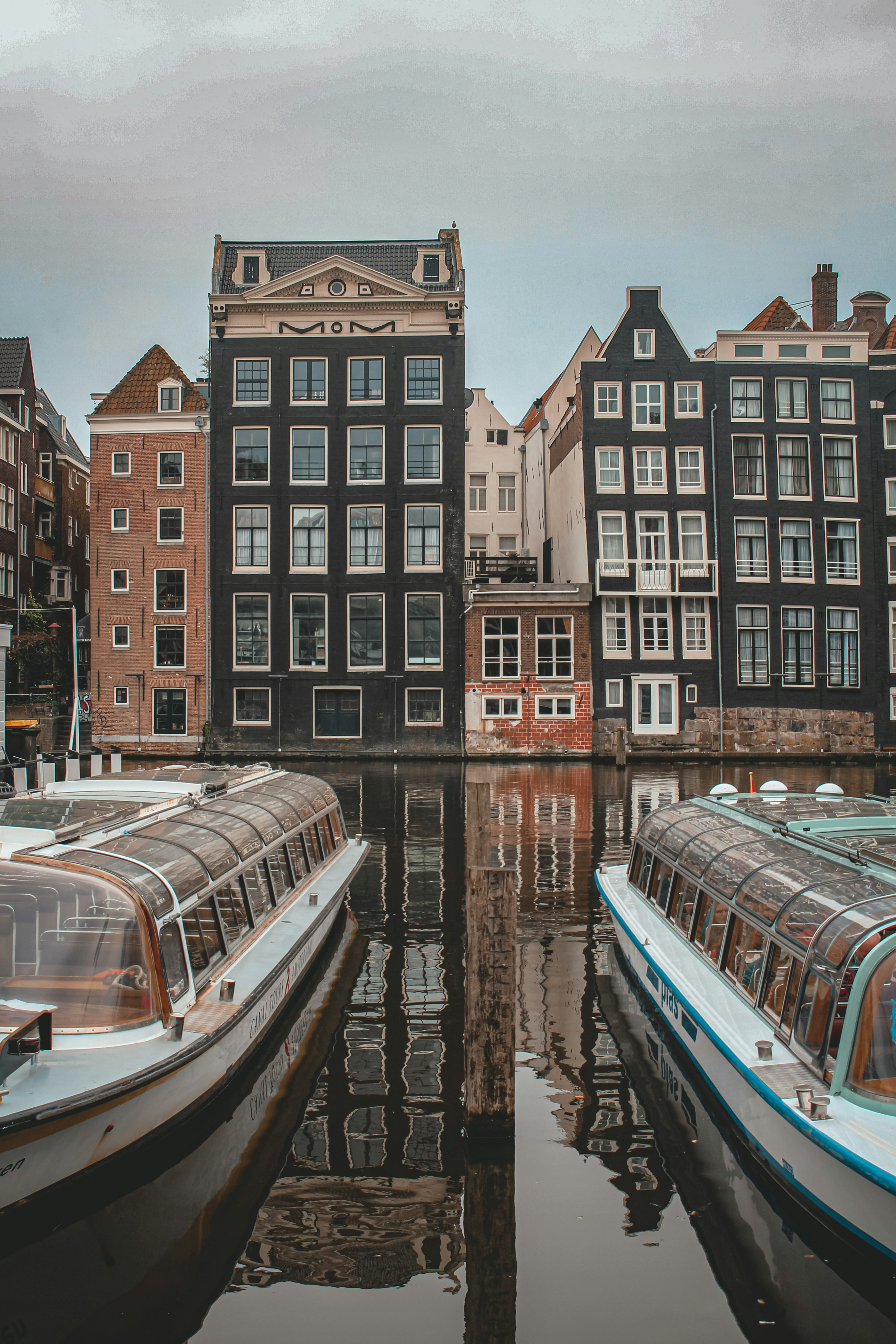 Foto Un grupo de edificios junto a un cuerpo de agua – Imagen Países ...