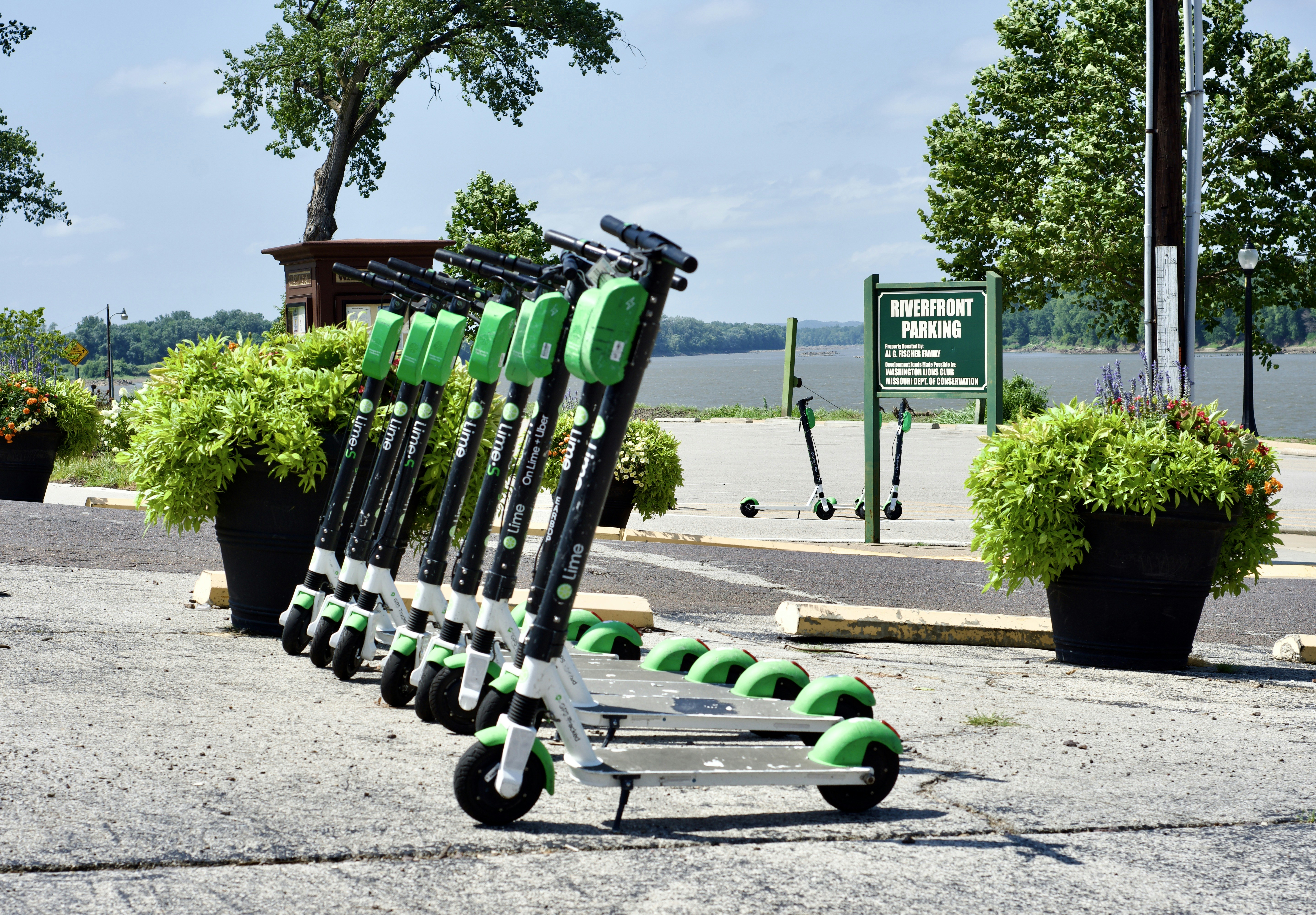 A green cart with wheels photo – Free Washington Image on Unsplash