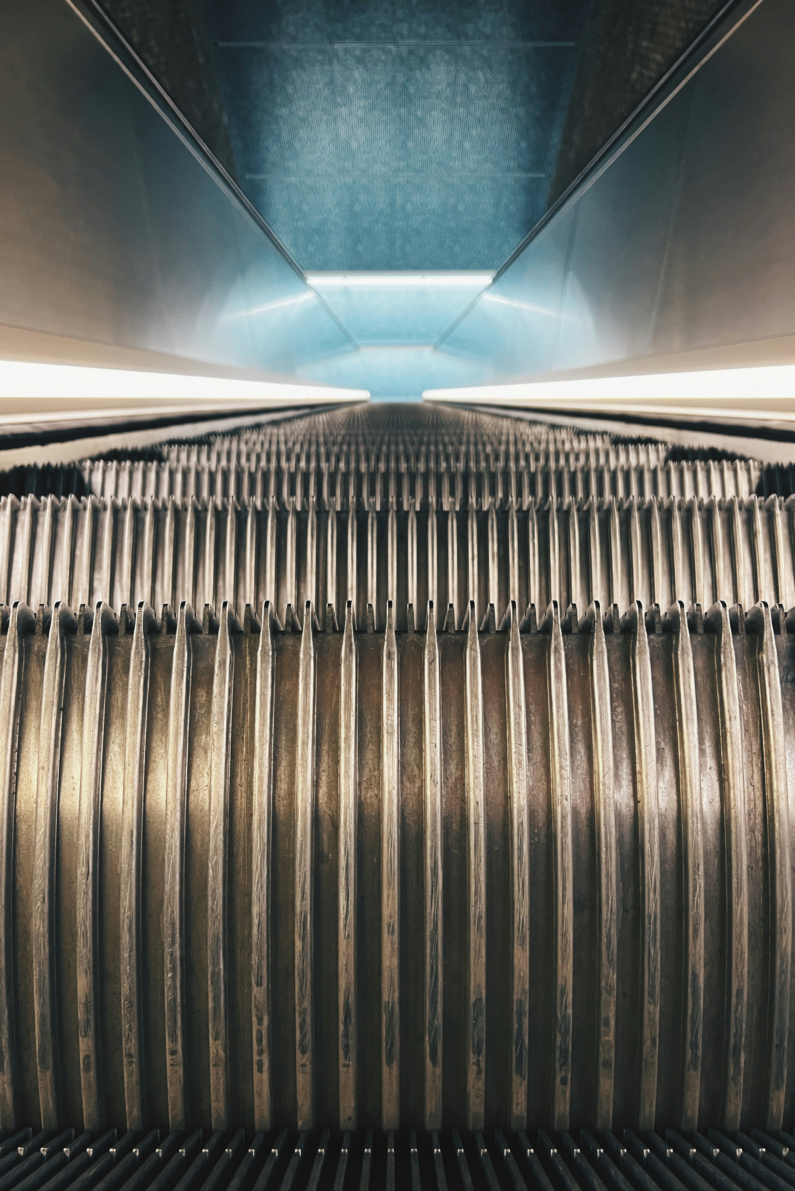 A close-up of a metal wall photo – Free London Image on Unsplash