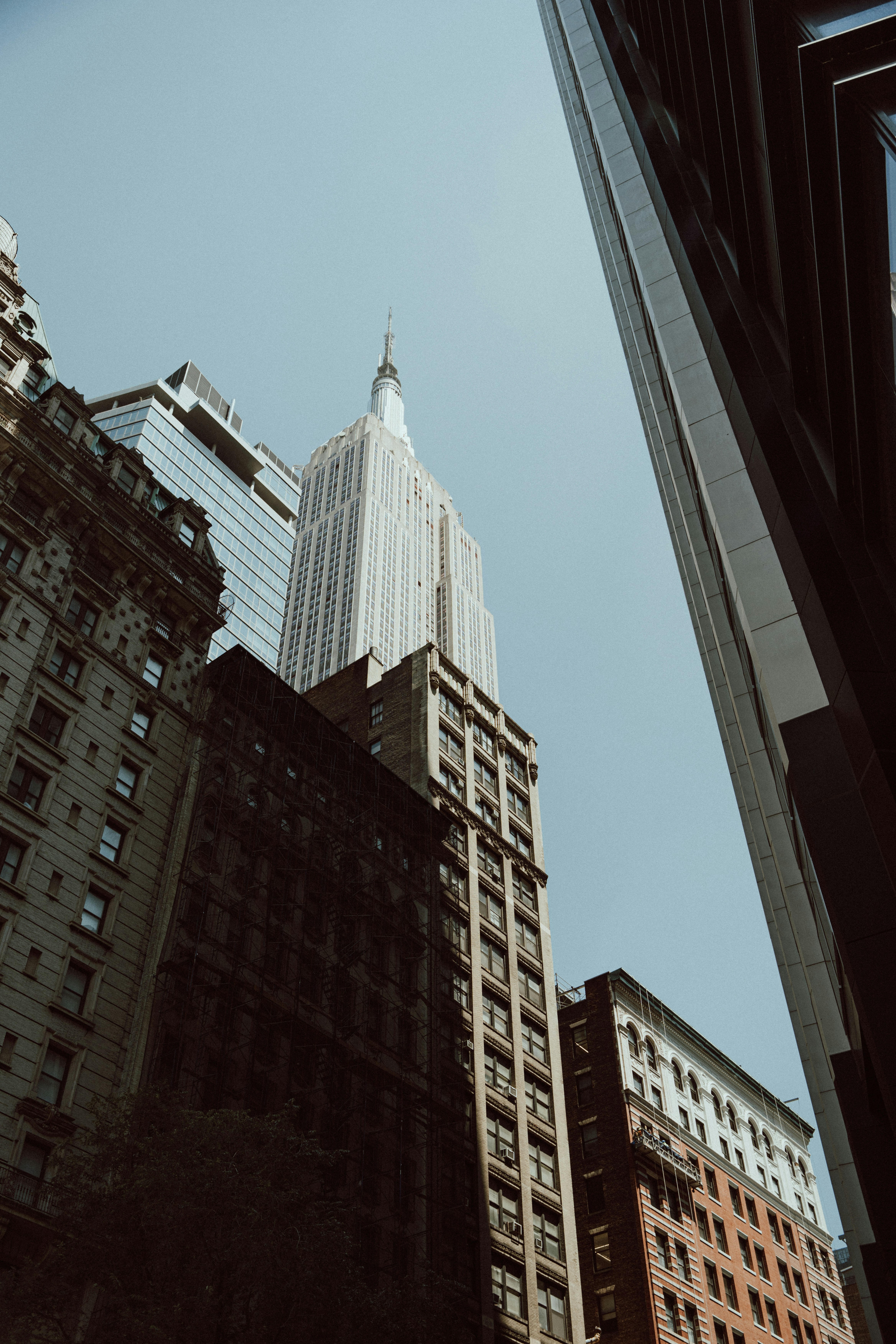 A tall building with a pointy top photo – Free New york Image on Unsplash