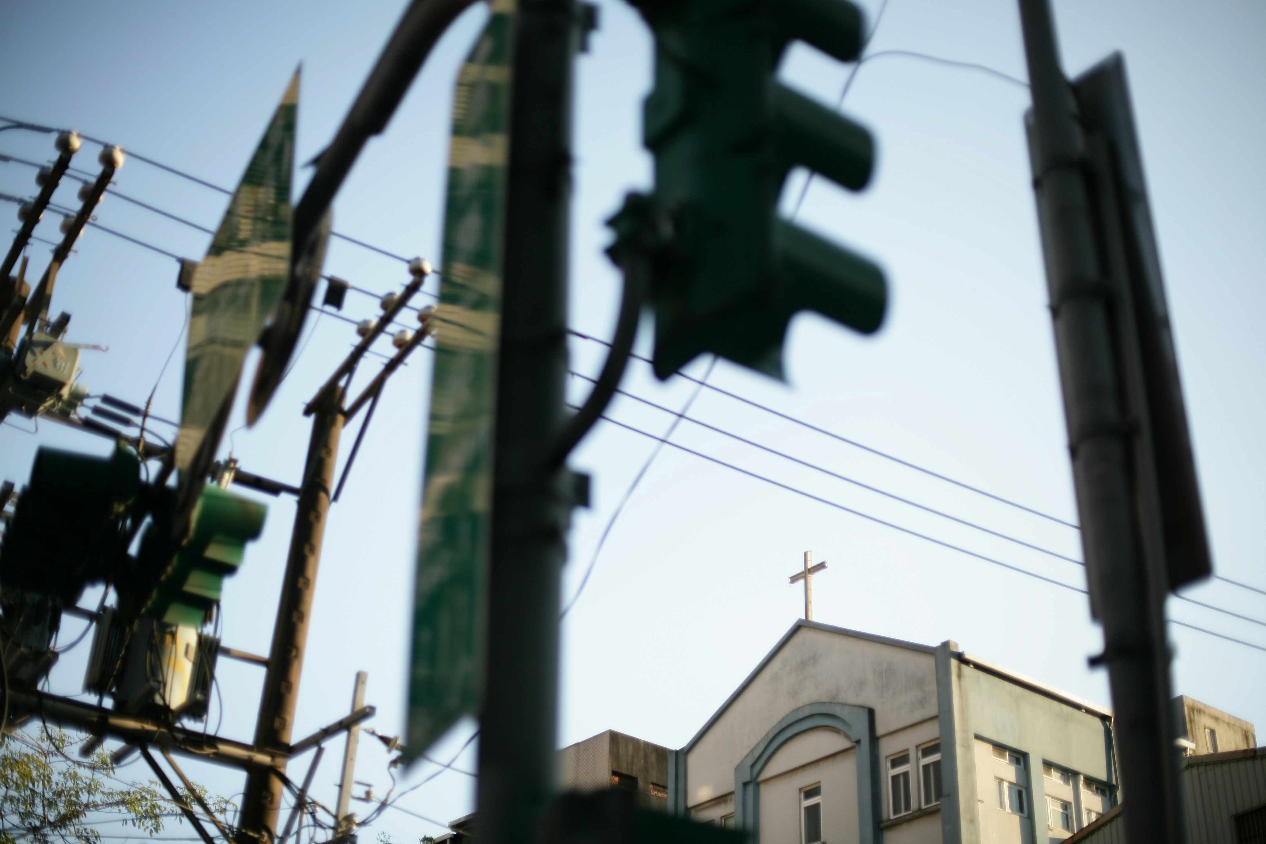 A traffic light towers over a city photo – Free Image on Unsplash