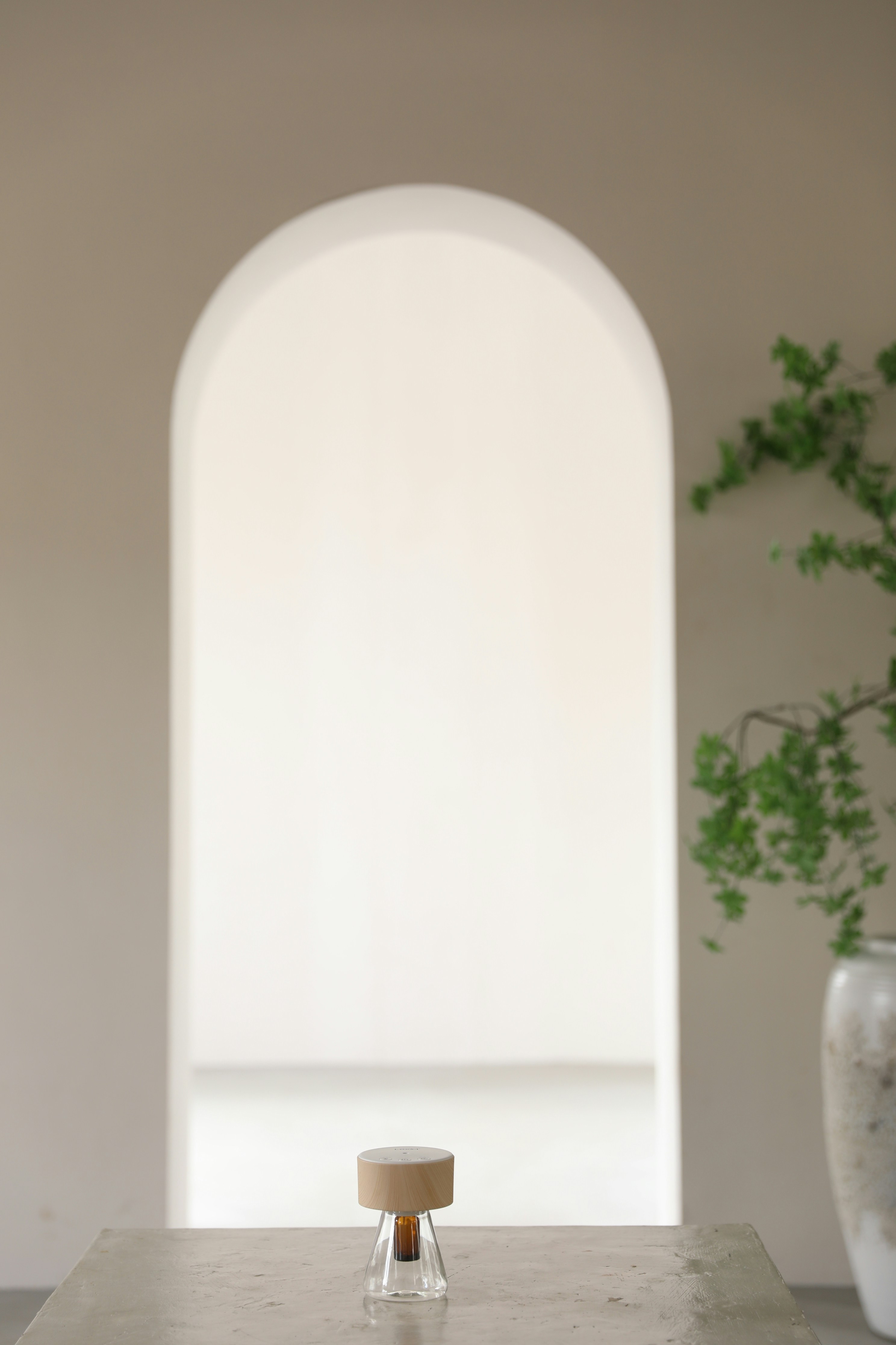 A candle on a table photo – Free Loxim diffuser Image on Unsplash