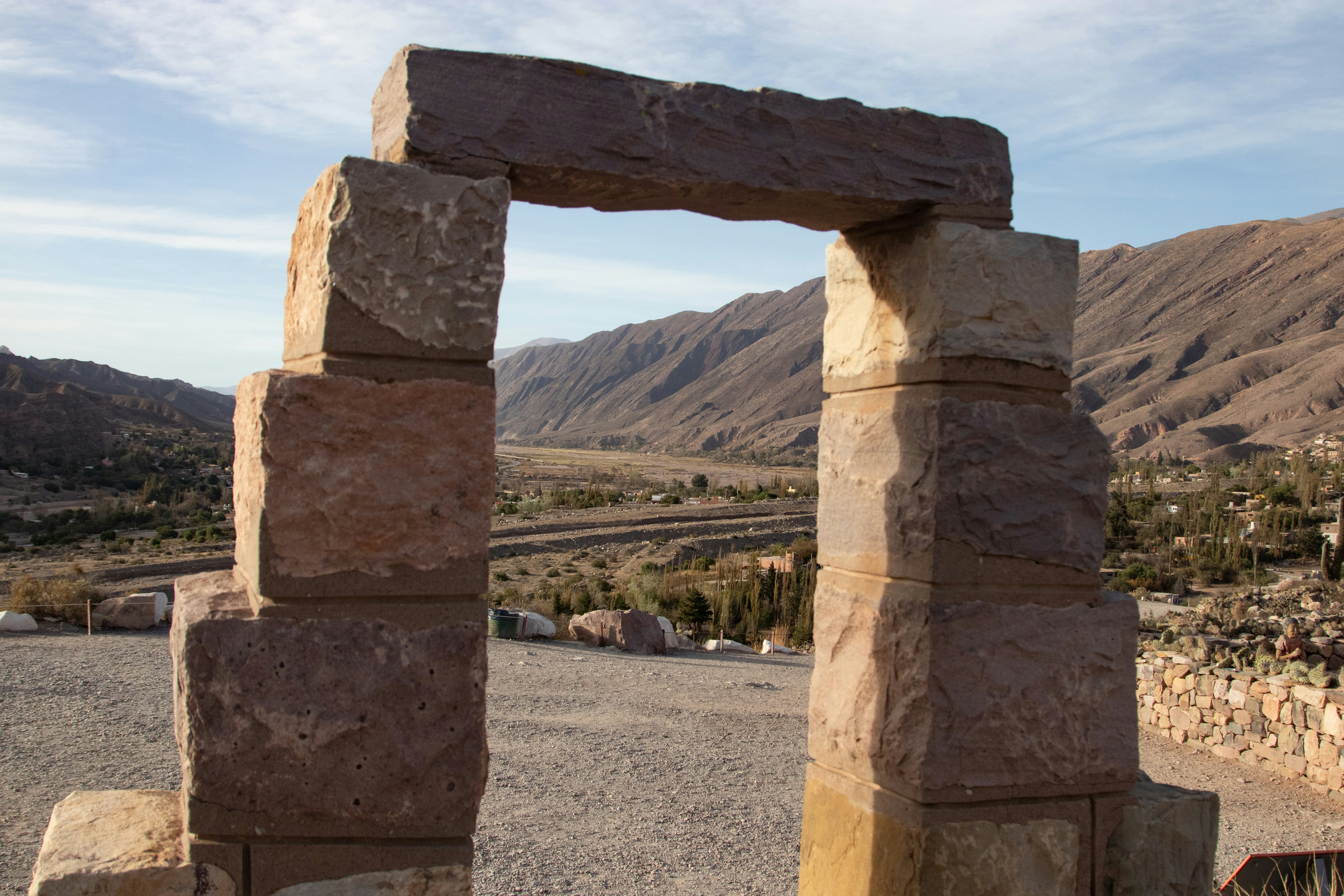 Une structure en pierre avec une arche en pierre photo – Photo La ...