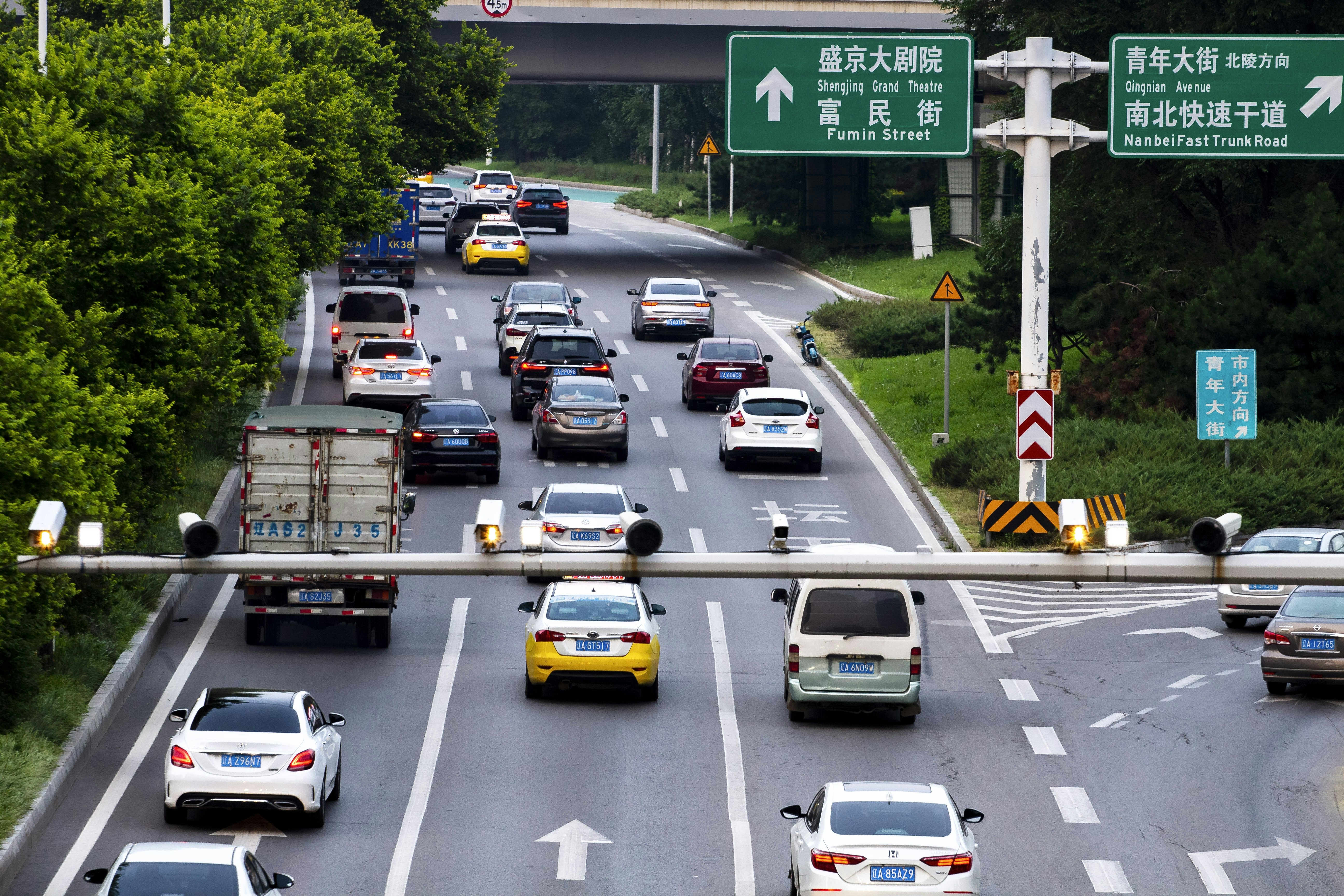 Eine stark befahrene Autobahn mit vielen Autos Foto – Kostenloses Bild ...
