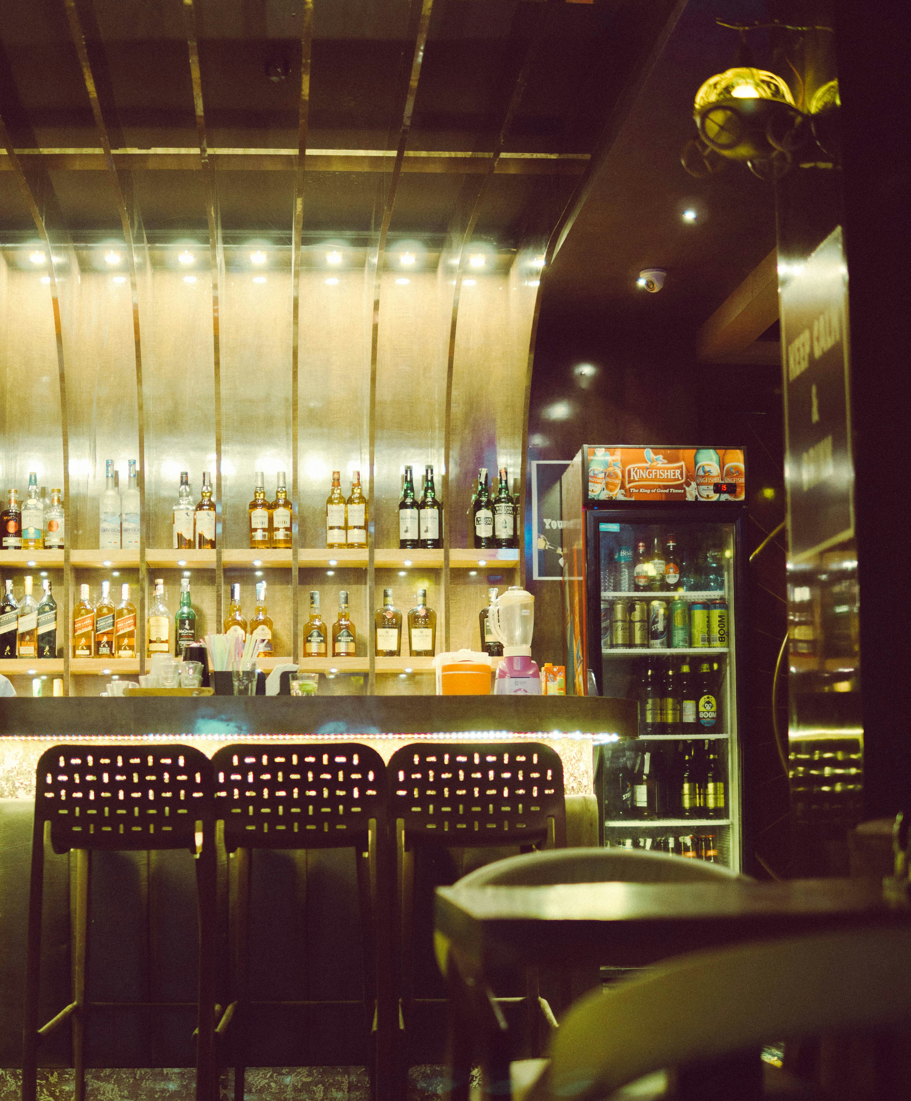 A bar with many bottles of alcohol photo – Free Beer bar Image on Unsplash