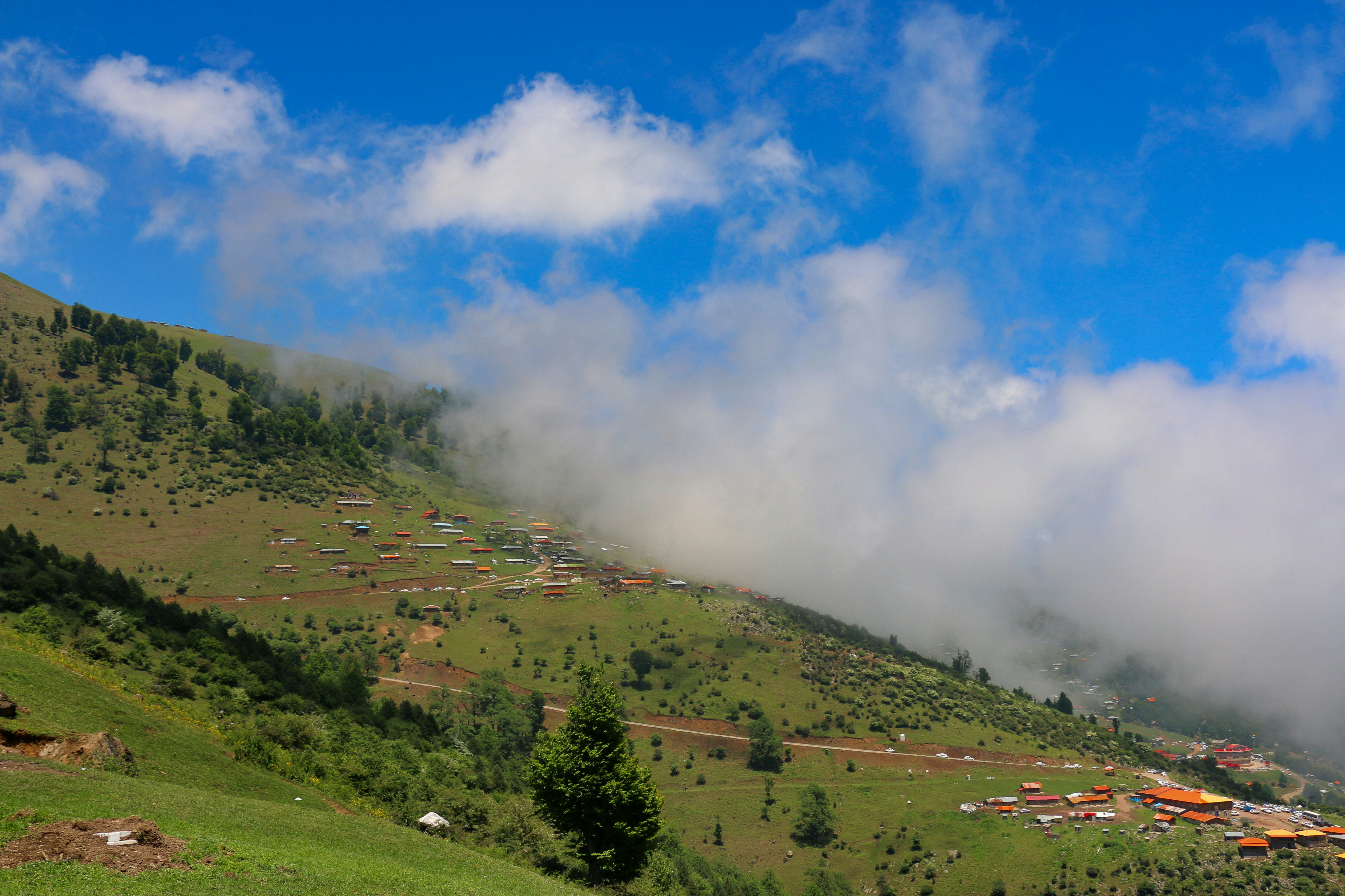 Foto Un valle con algunos edificios y árboles en él – Imagen Masal ...