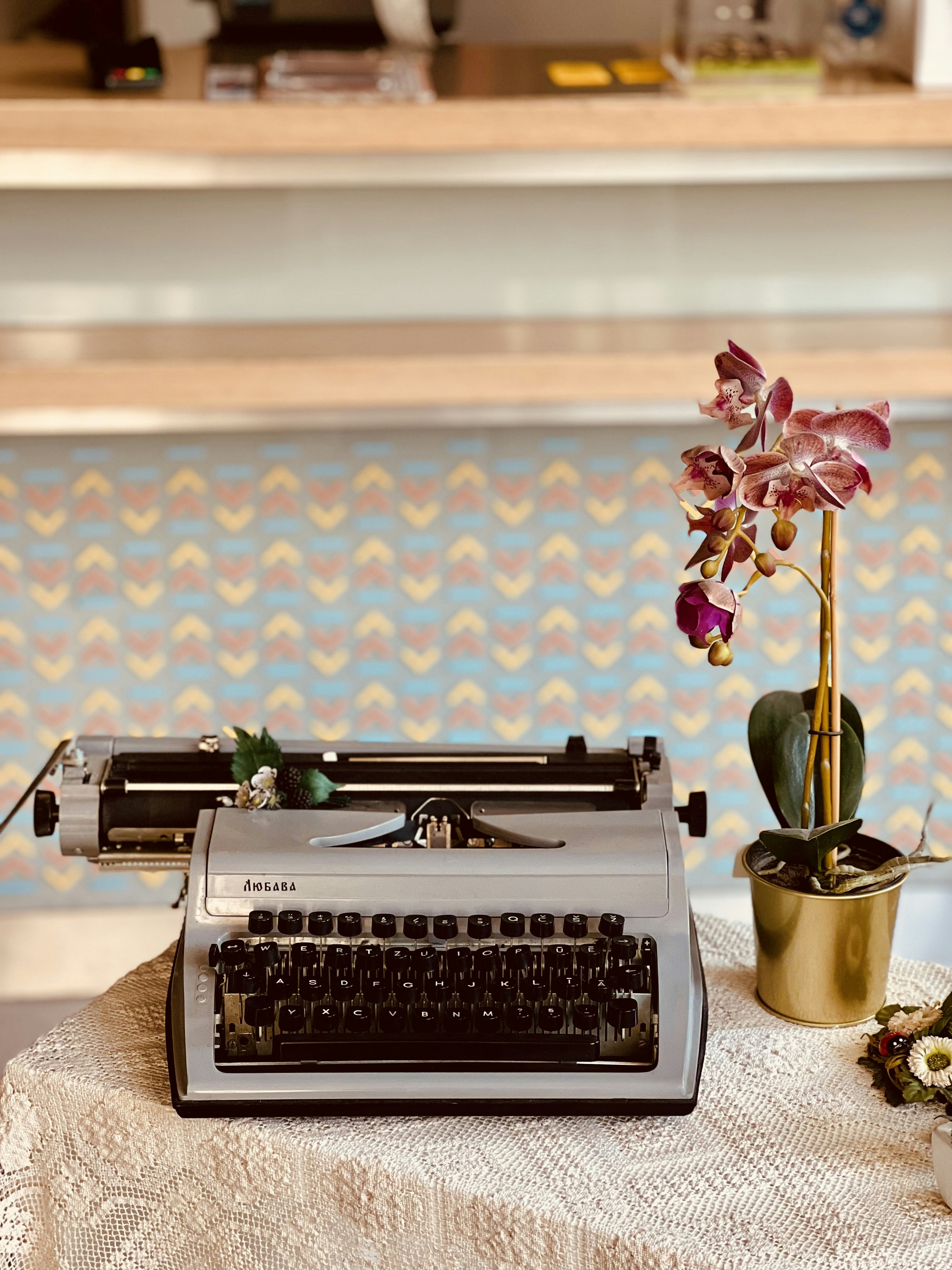 그 위에 꽃이 달린 타자기 사진 – Unsplash의 무료 컴퓨터 하드웨어 이미지