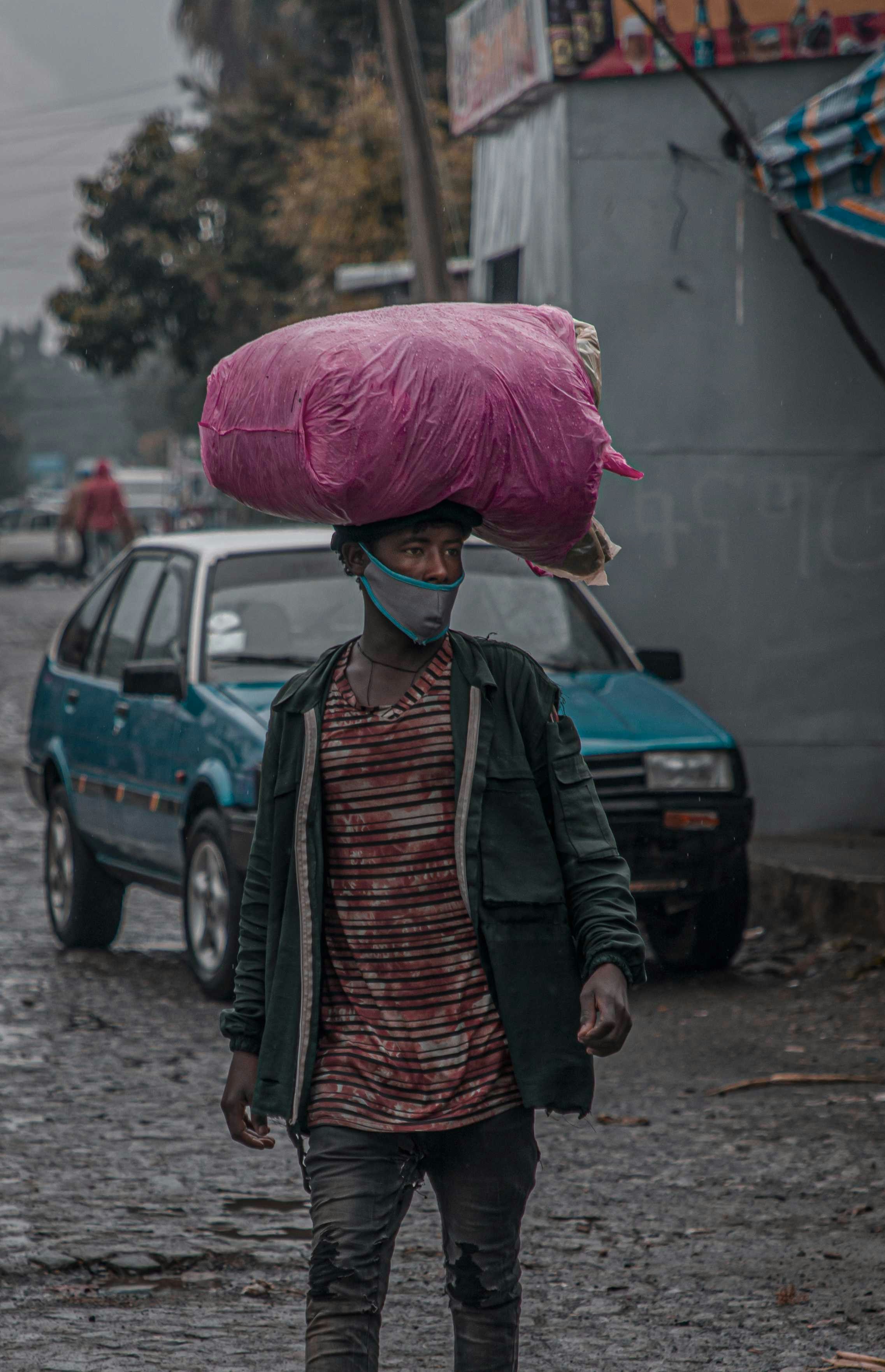 Foto zum Thema Eine Person mit Maske und rosa Hut – Kostenloses Bild zu ...