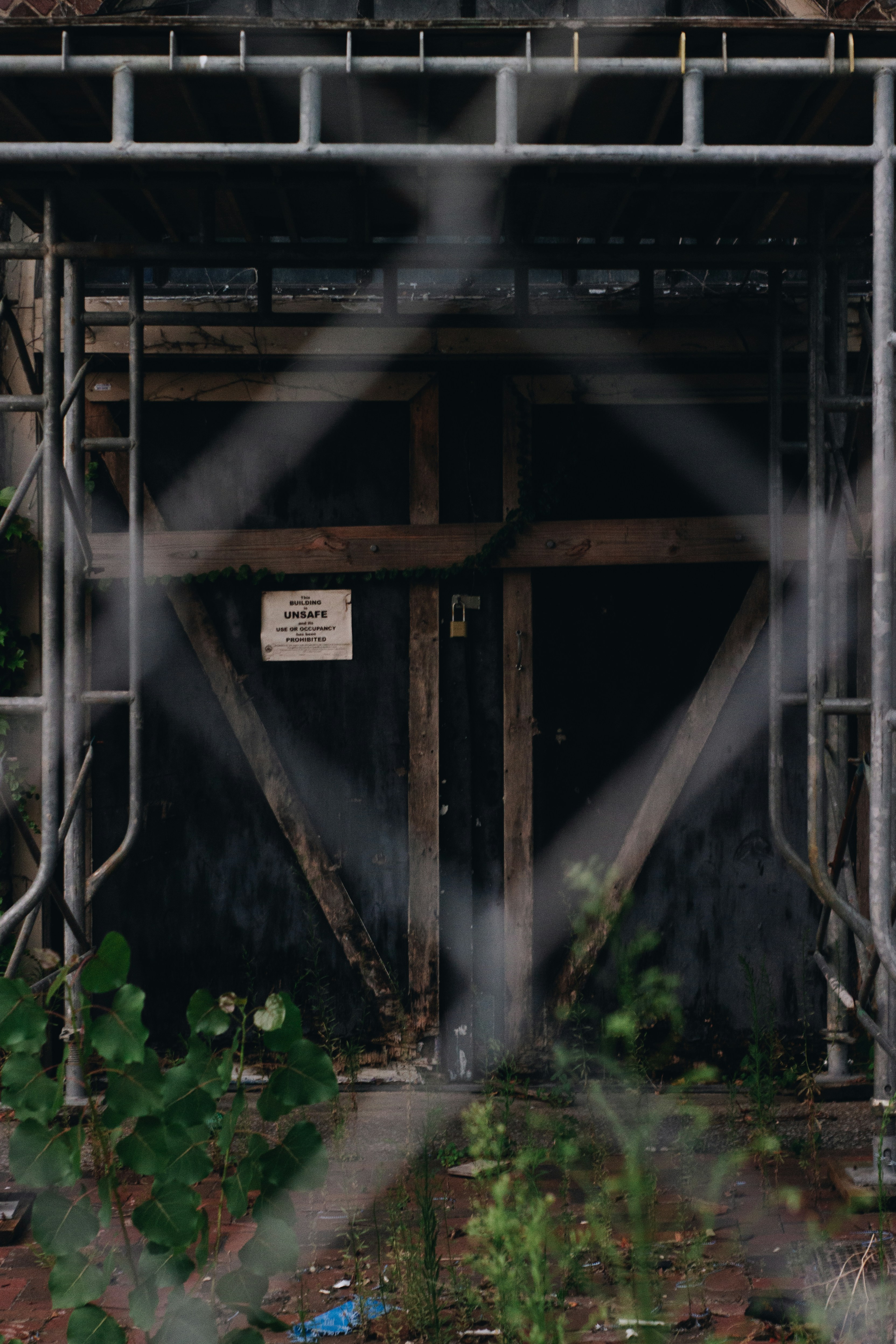 Foto Una estructura de madera con un letrero – Imagen Al aire libre ...