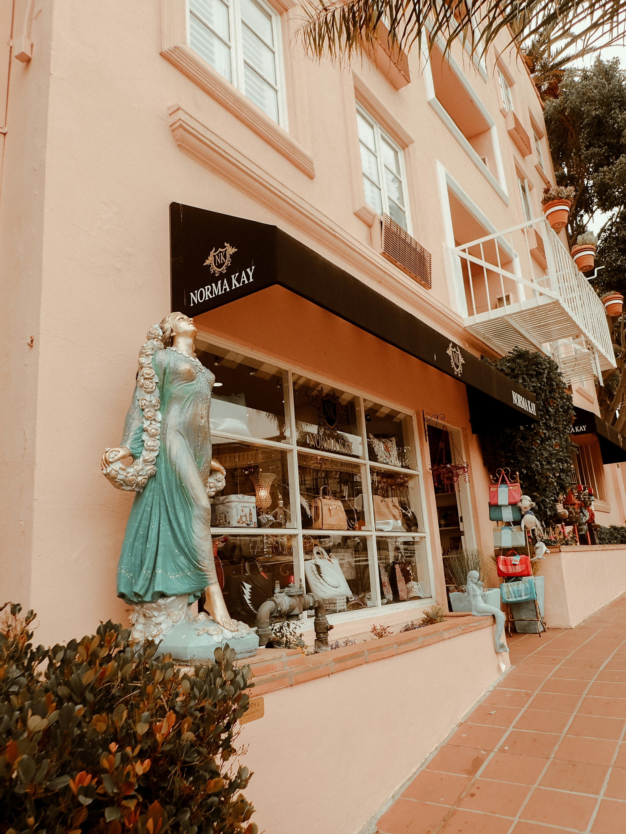 Une statue à l’extérieur d’un bâtiment photo – Photo Norma Kay Gratuite ...