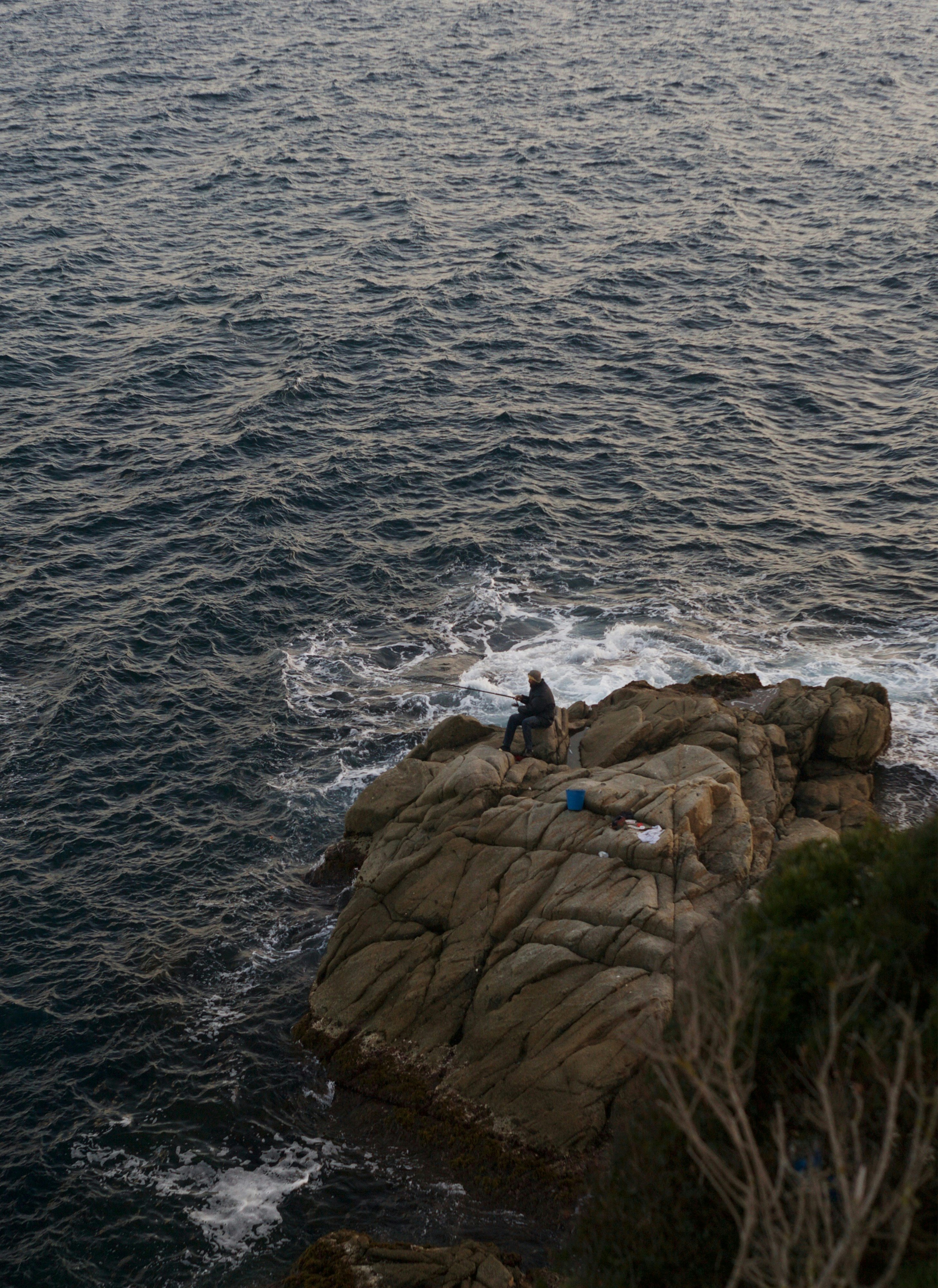 Un groupe de personnes sur un rocher au bord de l’eau photo – Photo ...