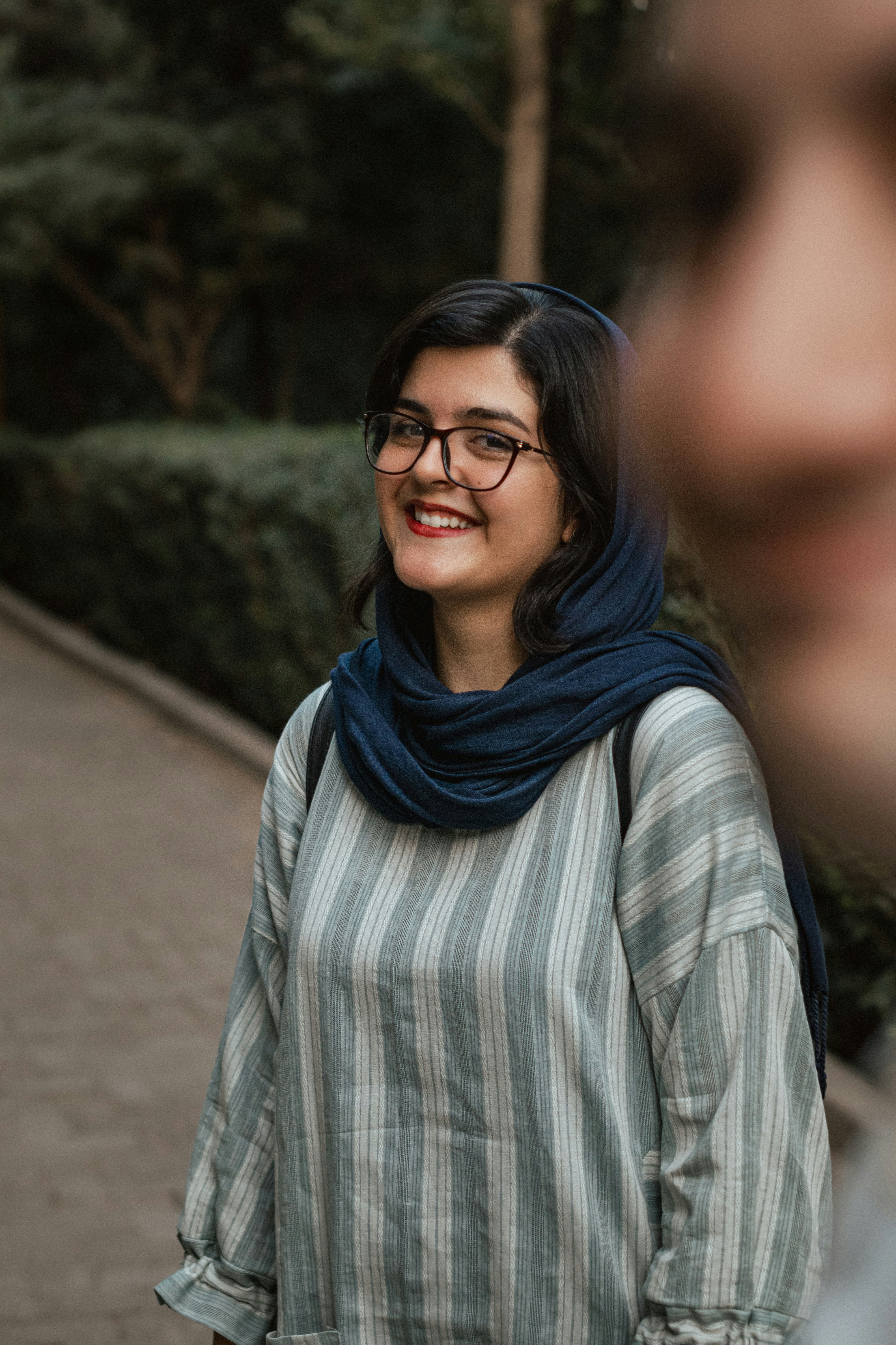 Una persona con gafas y una bufanda foto – Imagen de Cara gratuita en ...