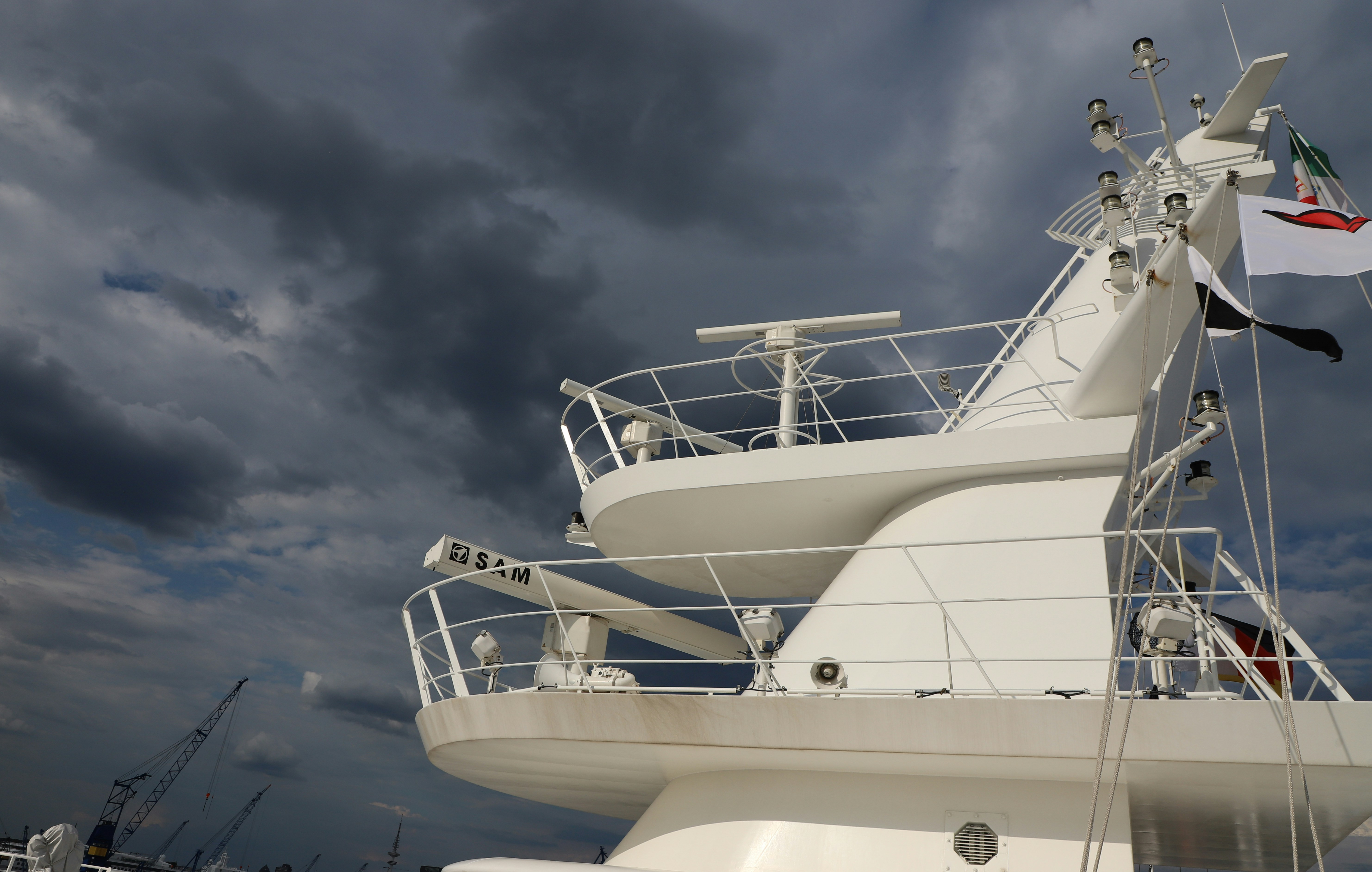 Un barco blanco con banderas foto – Imagen de Hamburgo gratuita en Unsplash