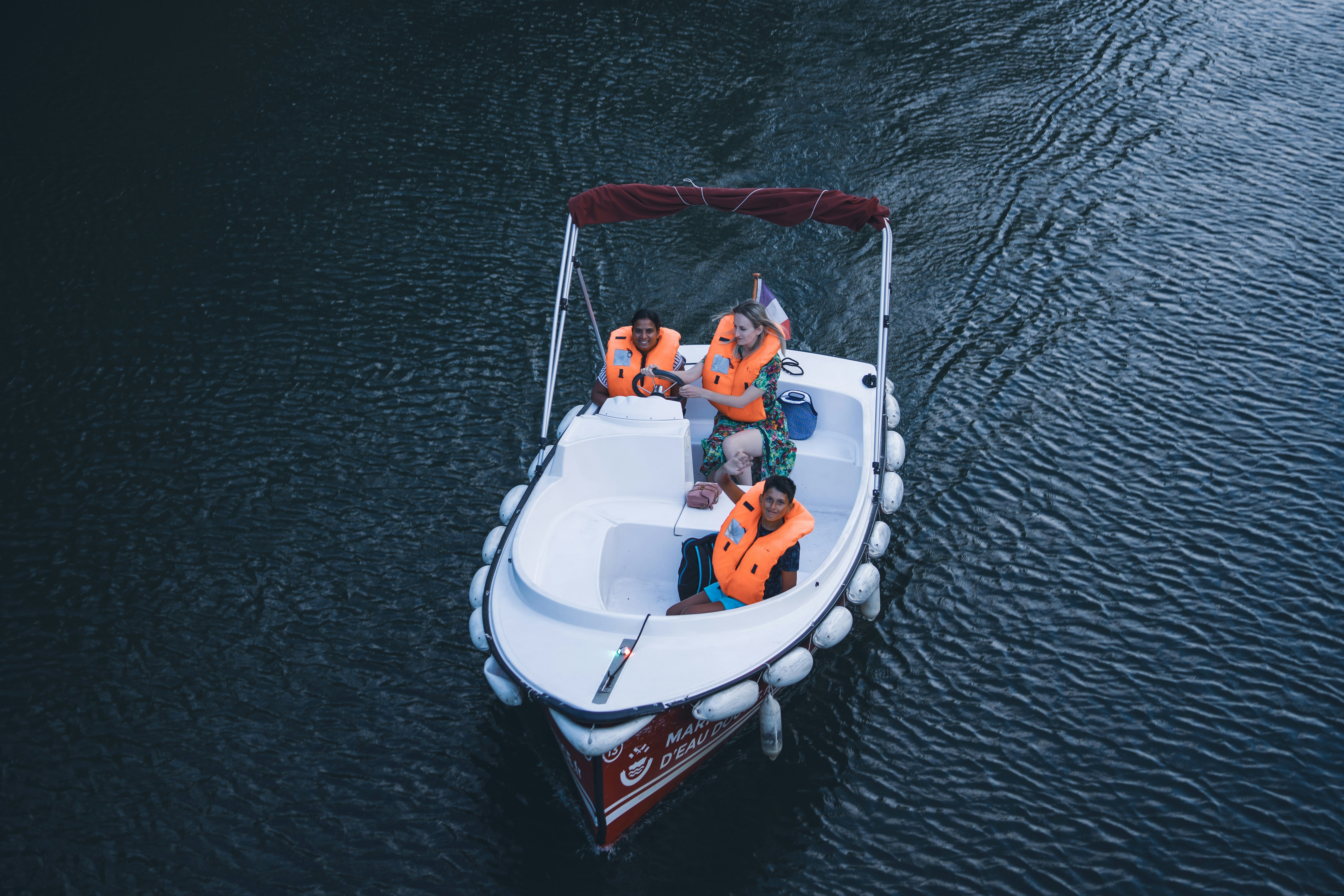 Foto Un grupo de personas en un barco – Imagen Francia gratis en Unsplash