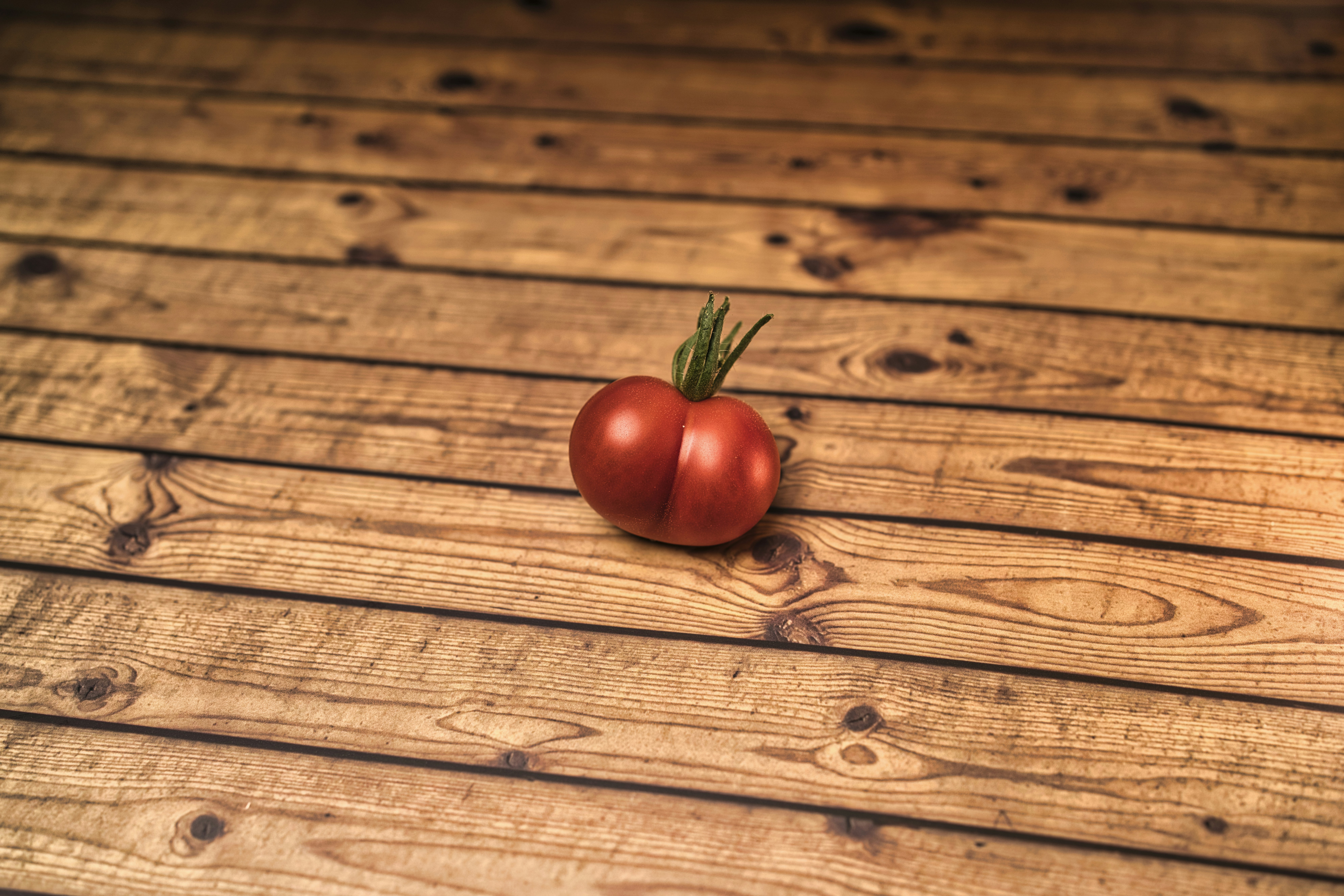 Une tomate sur une table photo – Image gratuite de Allemagne sur Unsplash