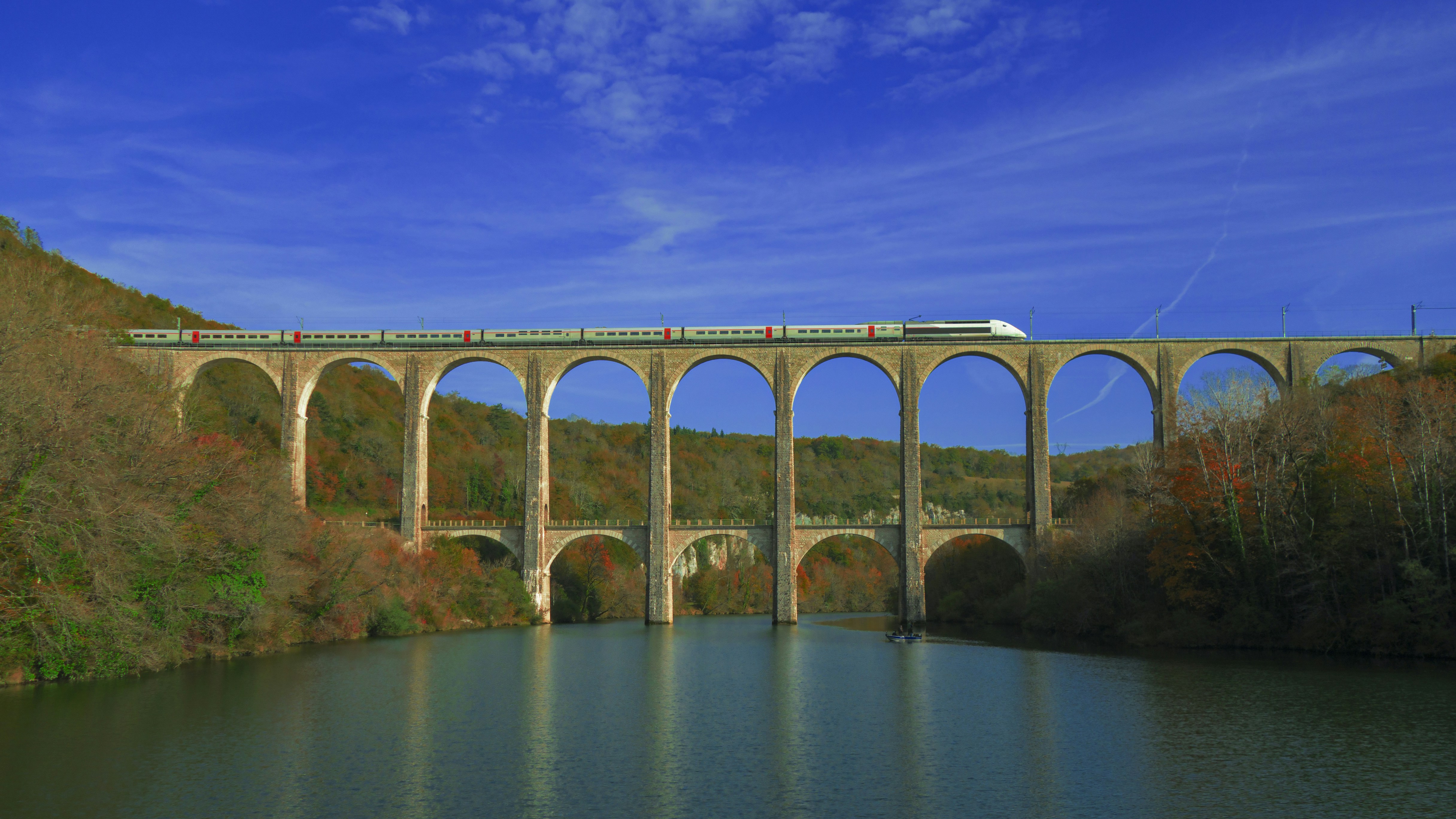 A train on Royal Border Bridge photo – Free Cize-bolozon viaduct Image ...