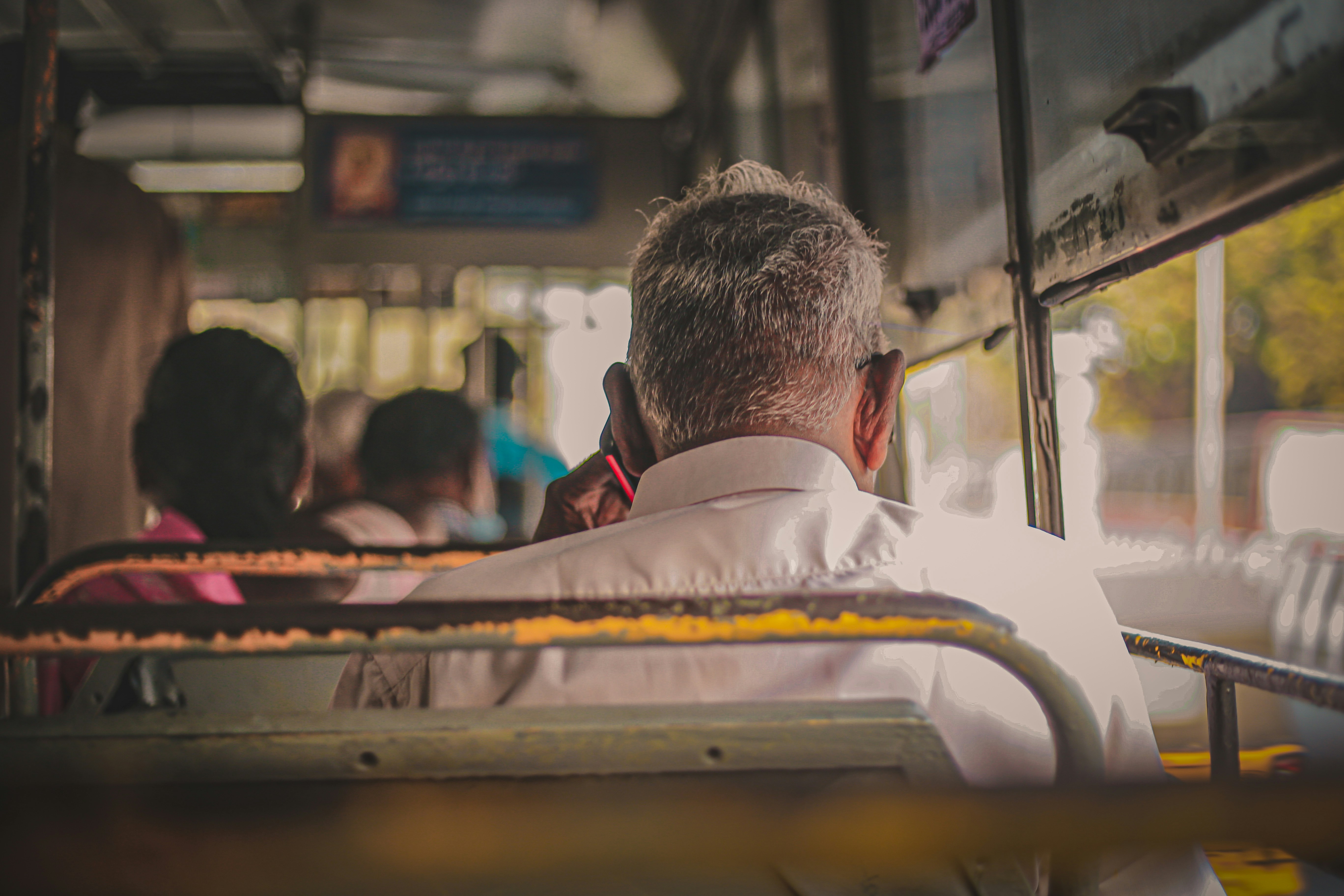 Un homme dans un bus photo – Image gratuite de Humain sur Unsplash