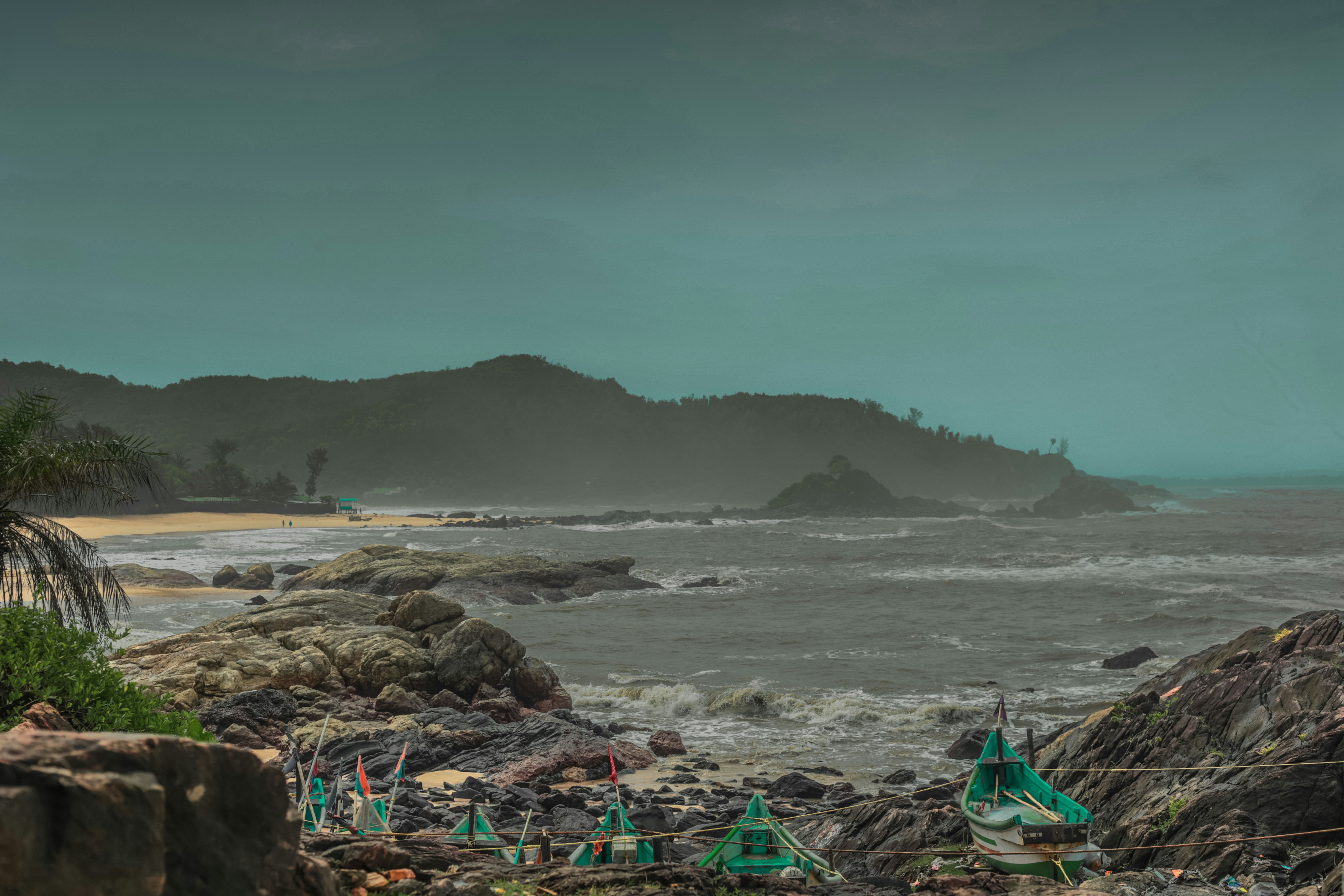 Una playa con rocas y un cuerpo de agua foto – Imagen de Naturaleza ...