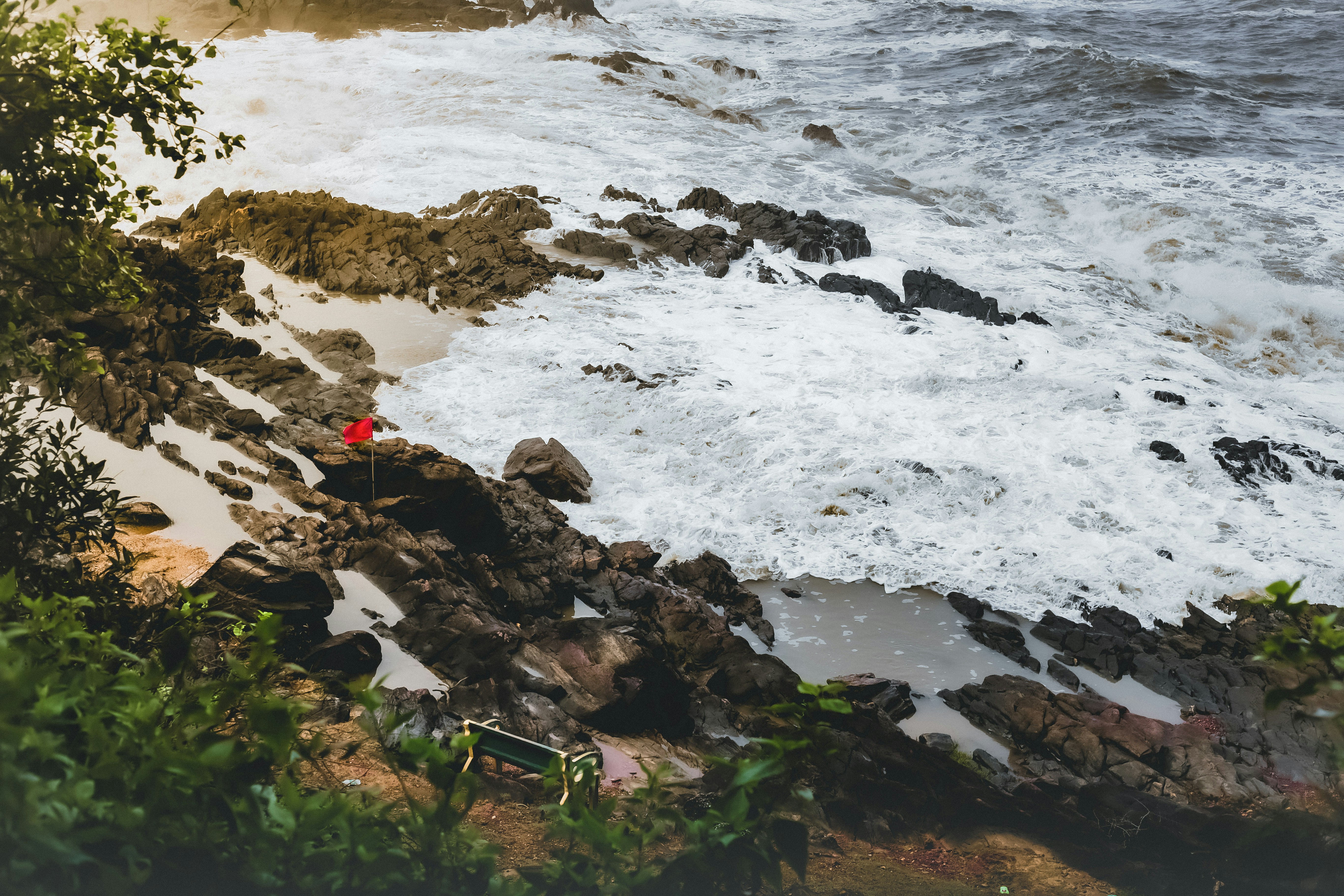 Une plage rocheuse avec un parasol rouge photo – Photo gratuite sur ...