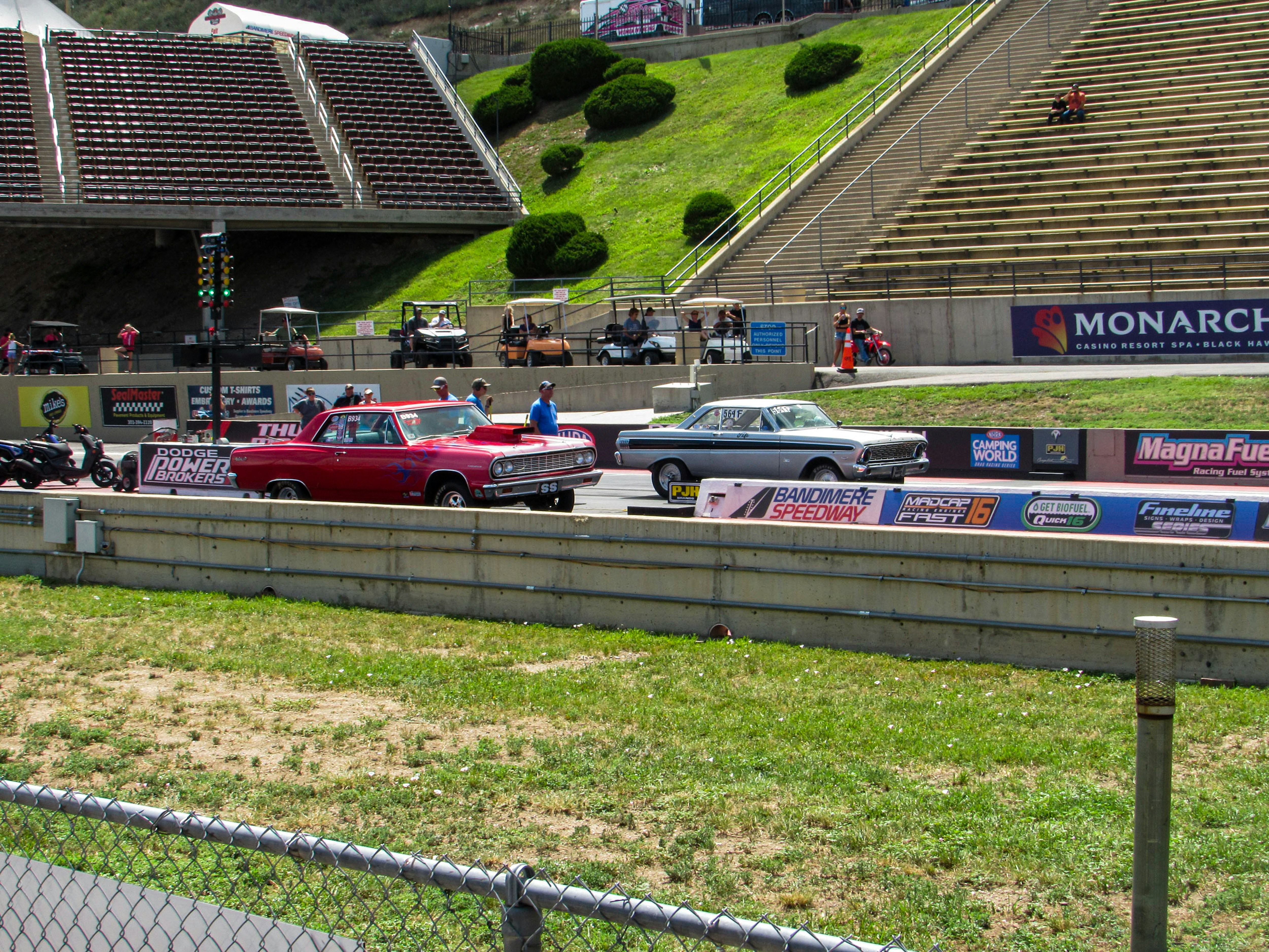 A group of cars on a race track photo – Free Automobile Image on Unsplash