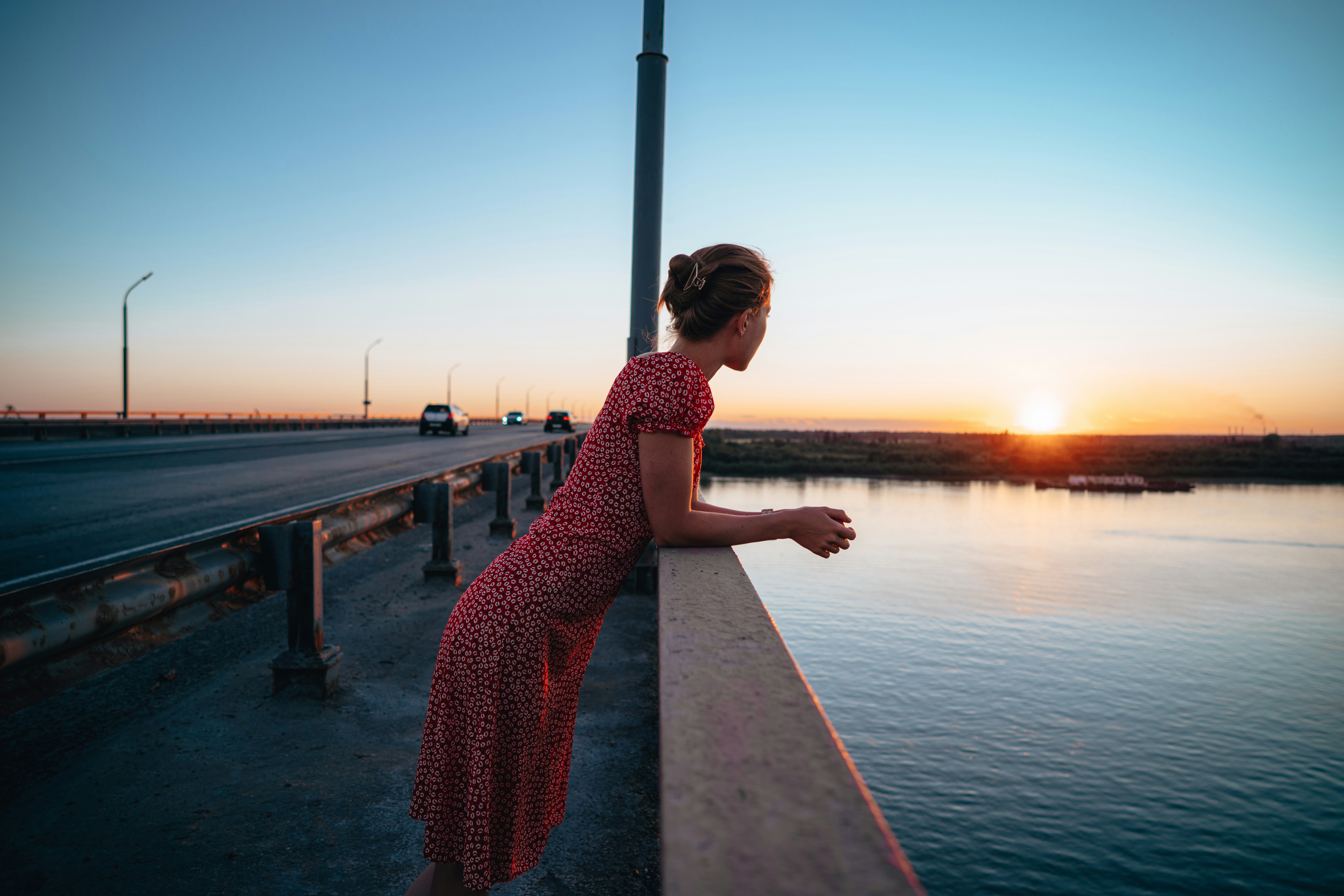 Dusk on the Bridge Rail: A Quiet Gaze Toward the Water