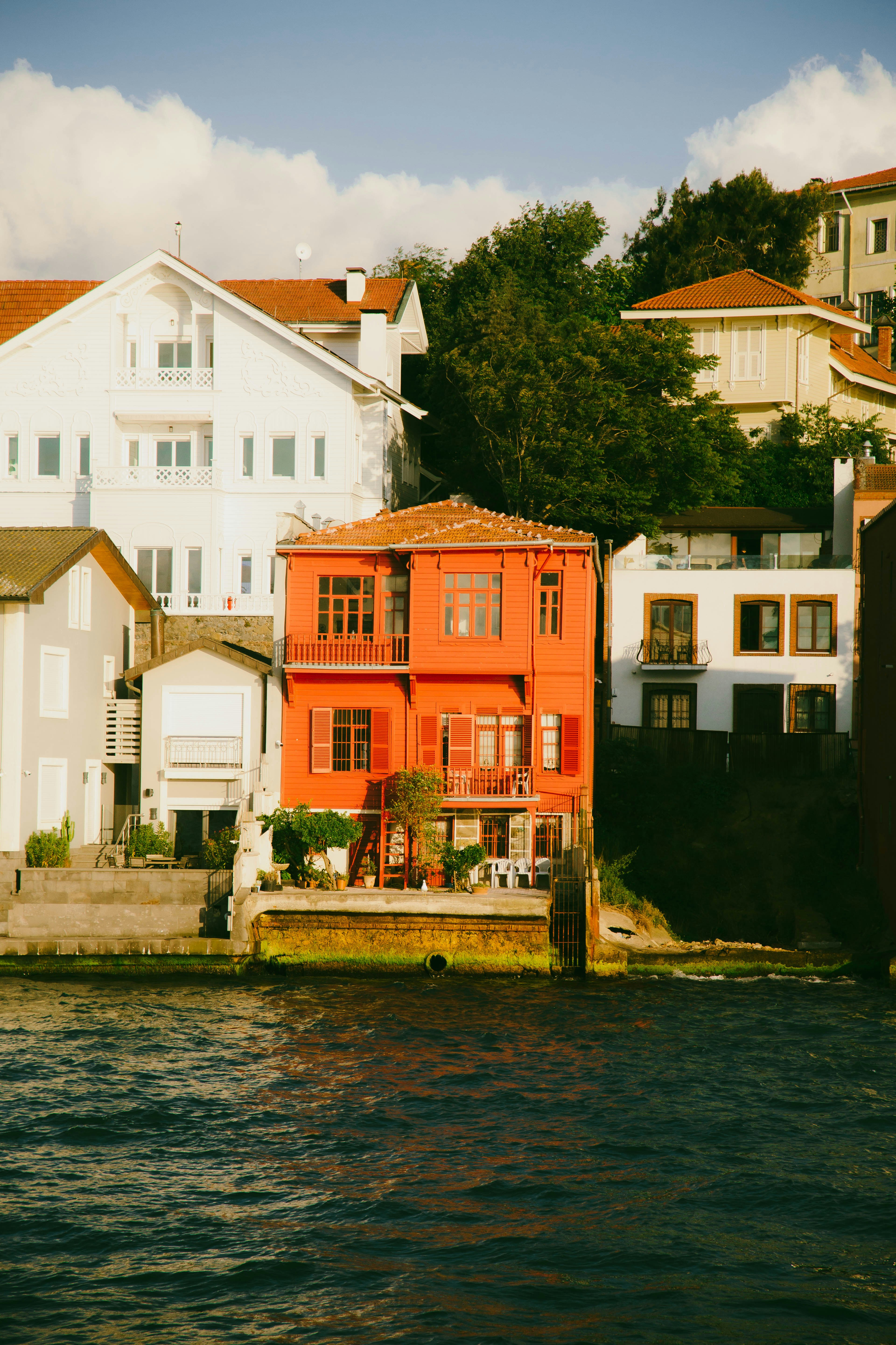 Foto Un grupo de edificios junto a un cuerpo de agua – Imagen Agua ...
