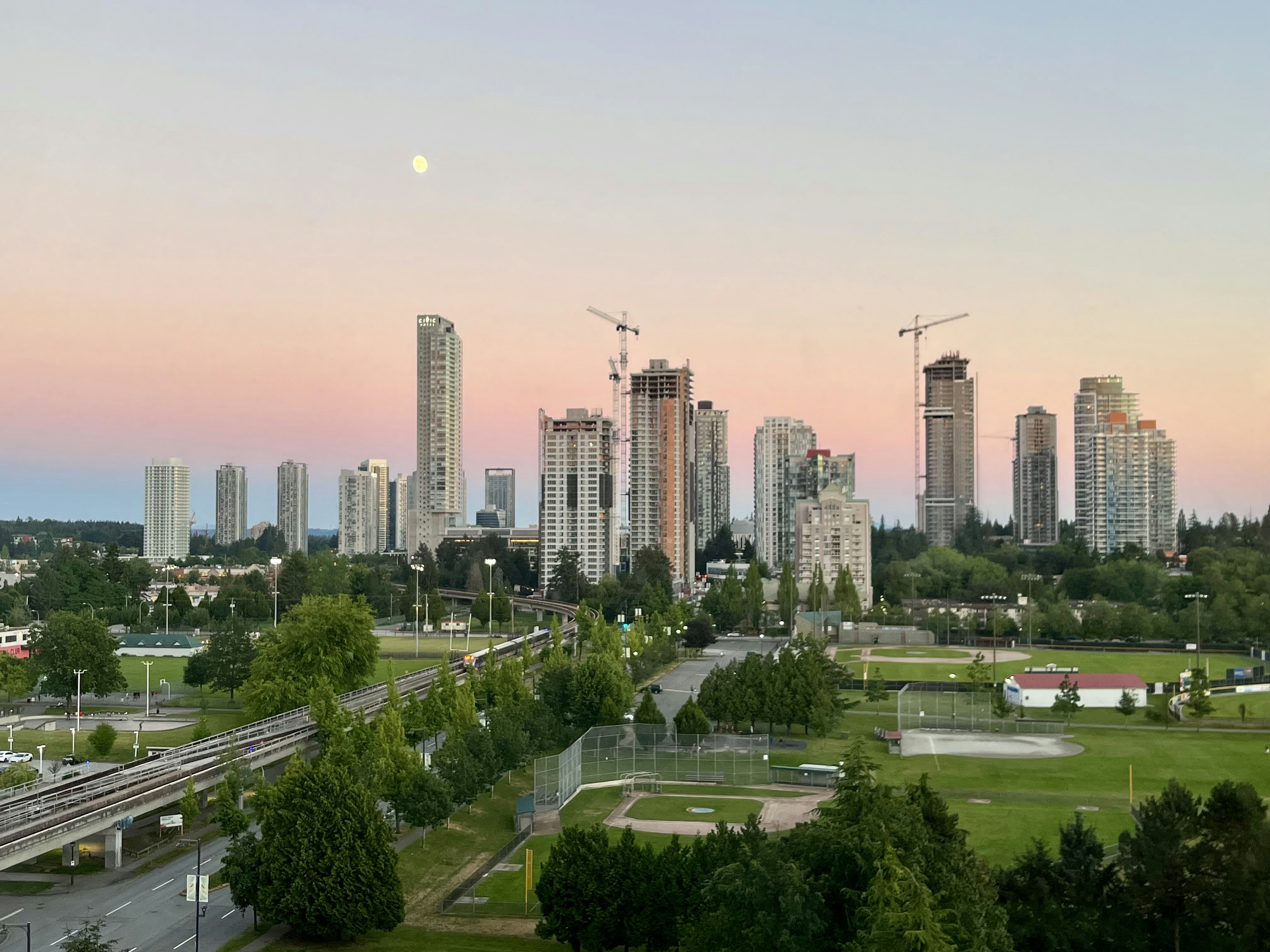 Foto zum Thema Eine Skyline der Stadt mit Bäumen und Gras – Kostenloses ...