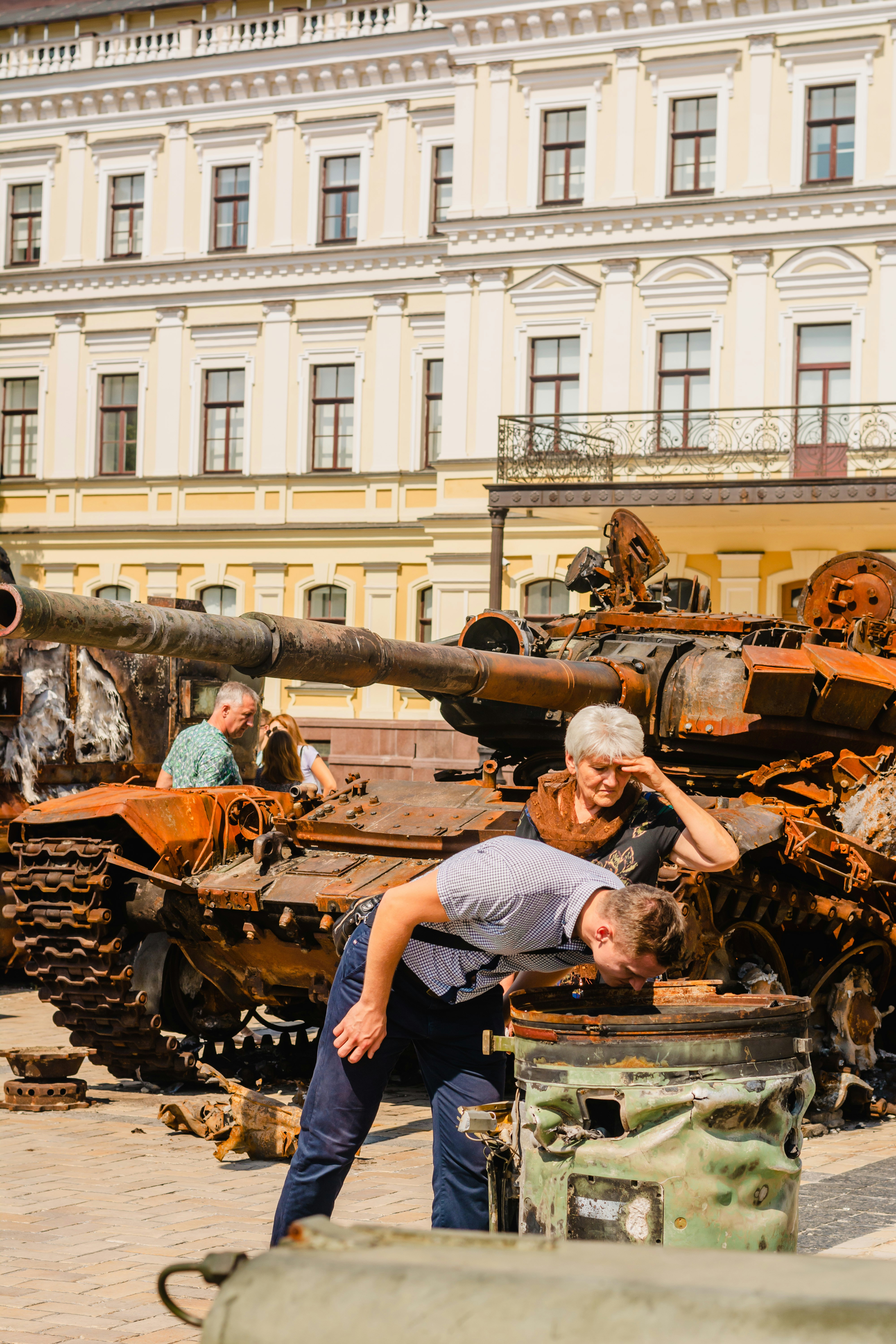 A group of men pushing a tank photo – Free Kyiv Image on Unsplash