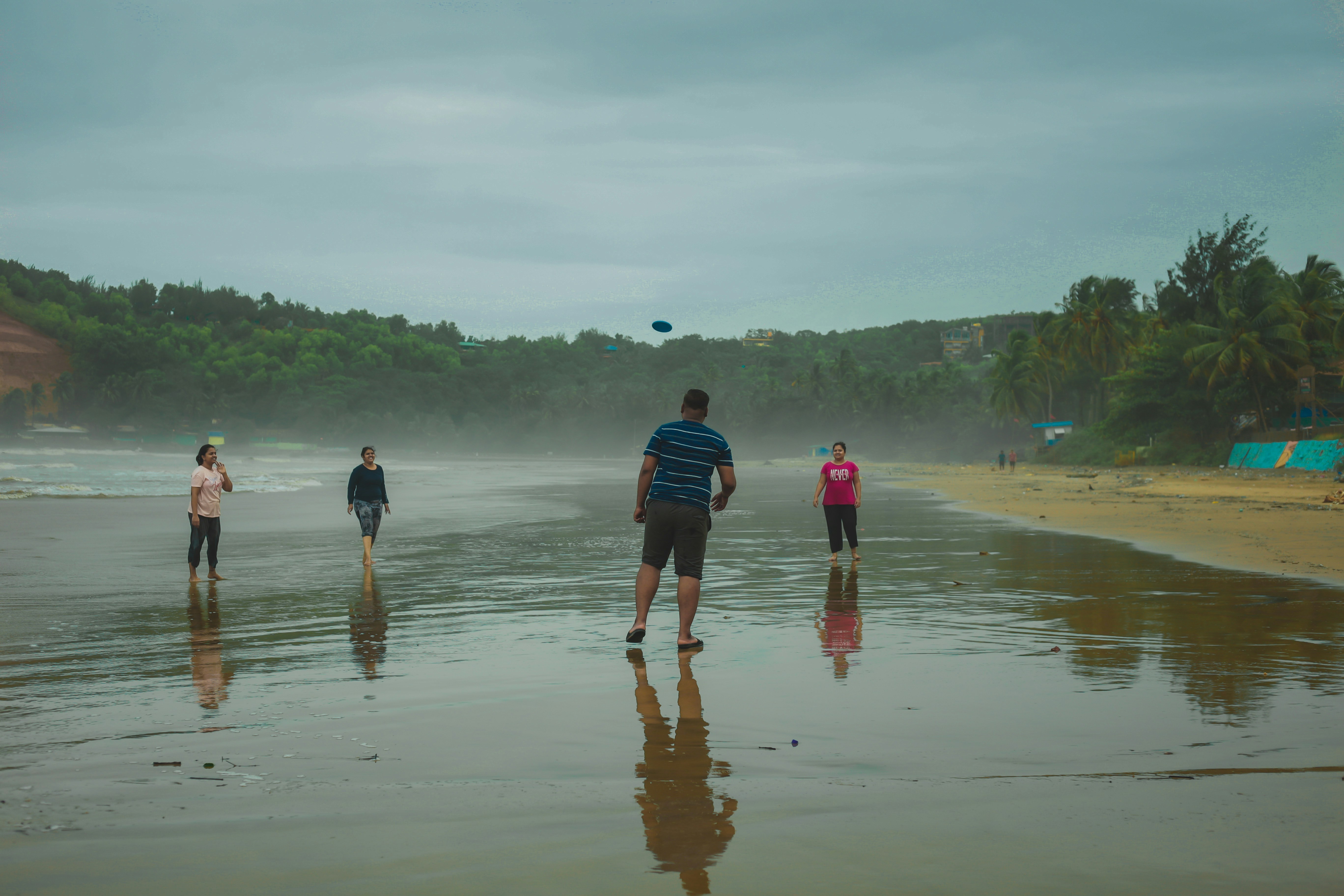 Foto Un grupo de personas jugando en el agua en la playa – Imagen ...