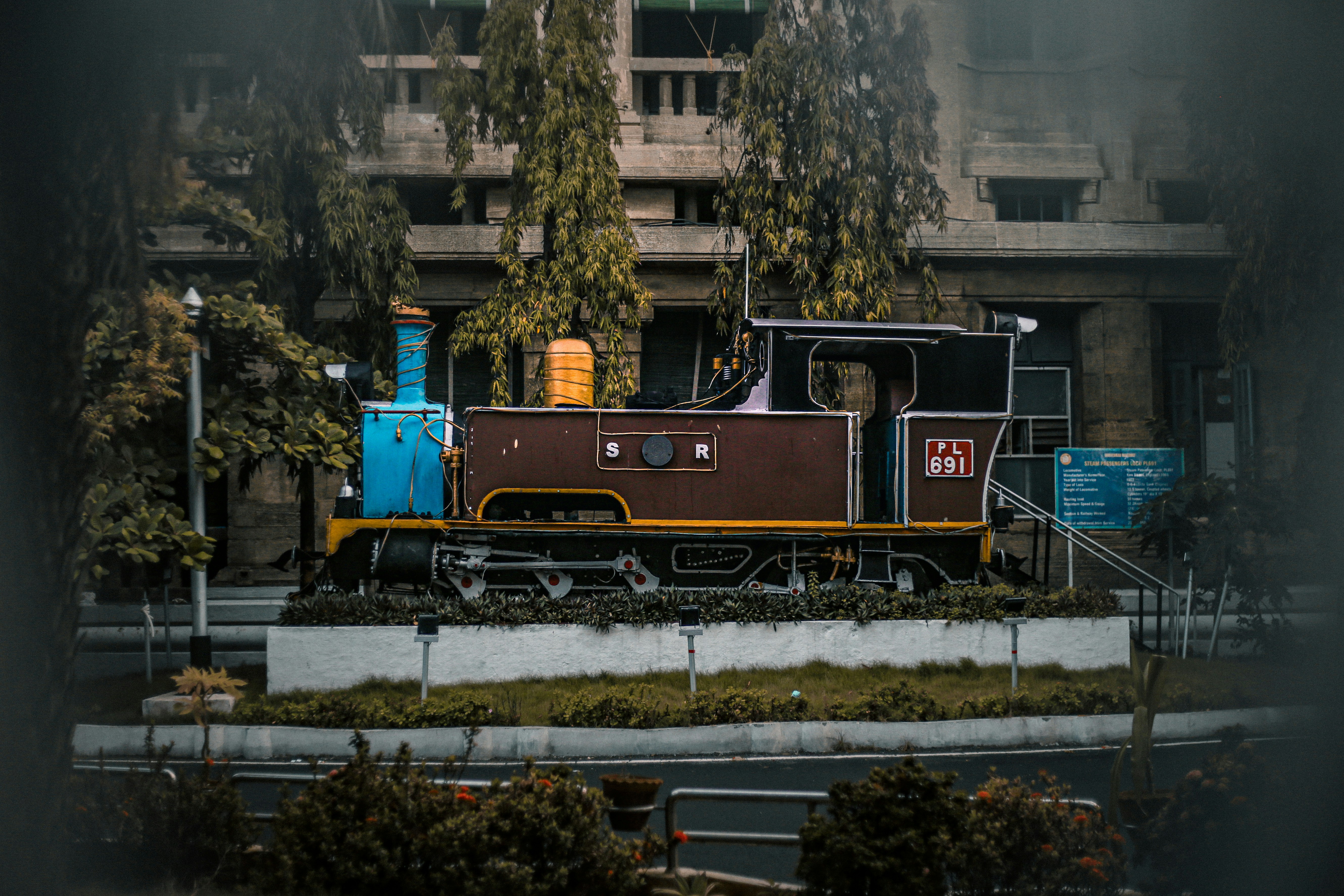 A toy train on a track photo – Free Transportation Image on Unsplash